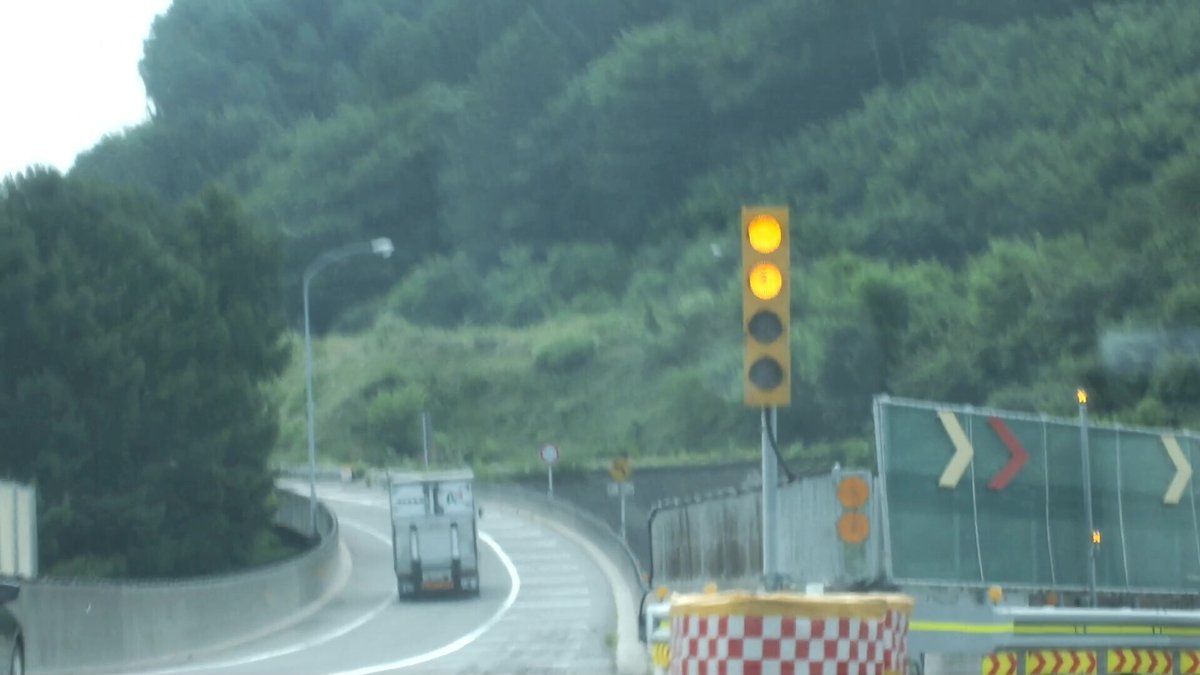 岡谷市川岸東一丁目のE20・E19中央道岡谷JCTにある4灯式のブリンカーライト｜光山祐弥