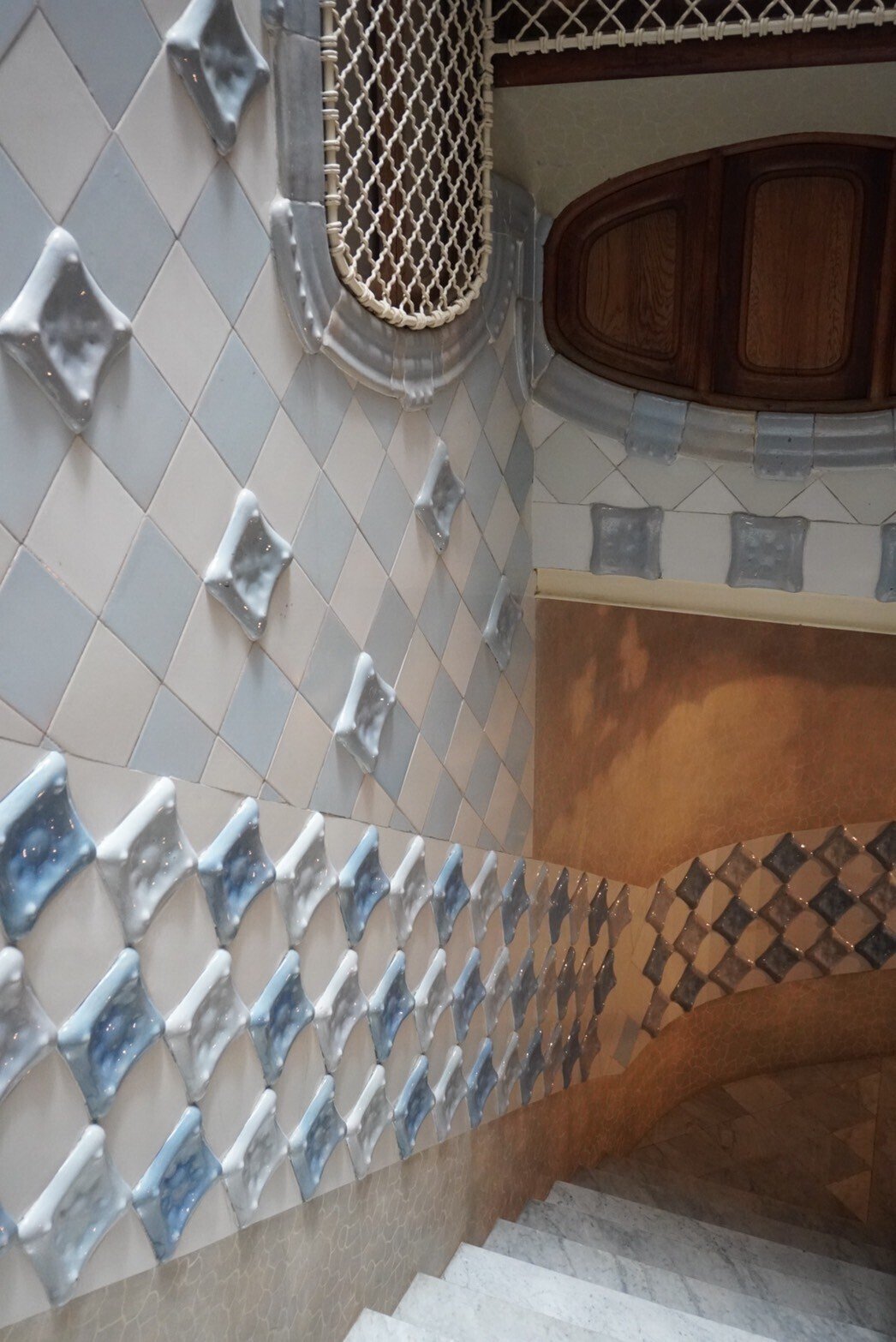 幻想的な建築美カサバトリョ【バルセロナ】｜Ikumi【世界旅行家】