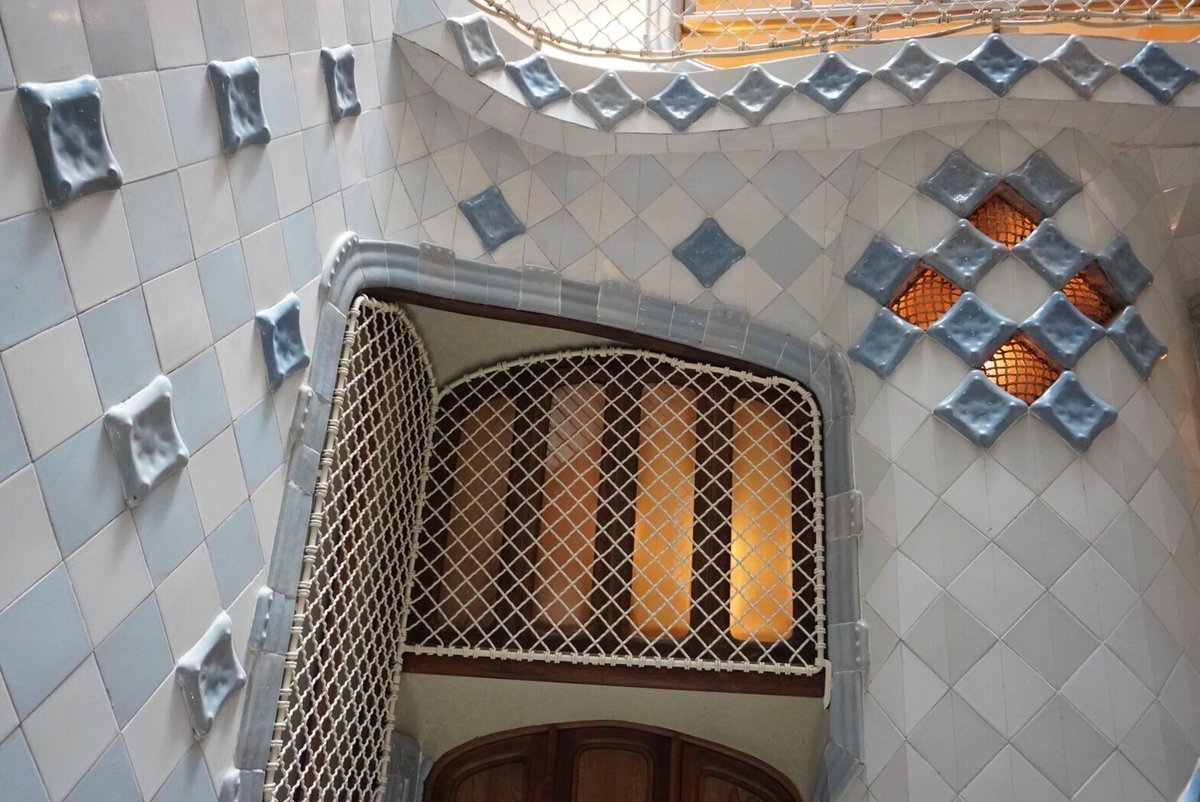 幻想的な建築美カサバトリョ【バルセロナ】｜Ikumi【世界旅行家】