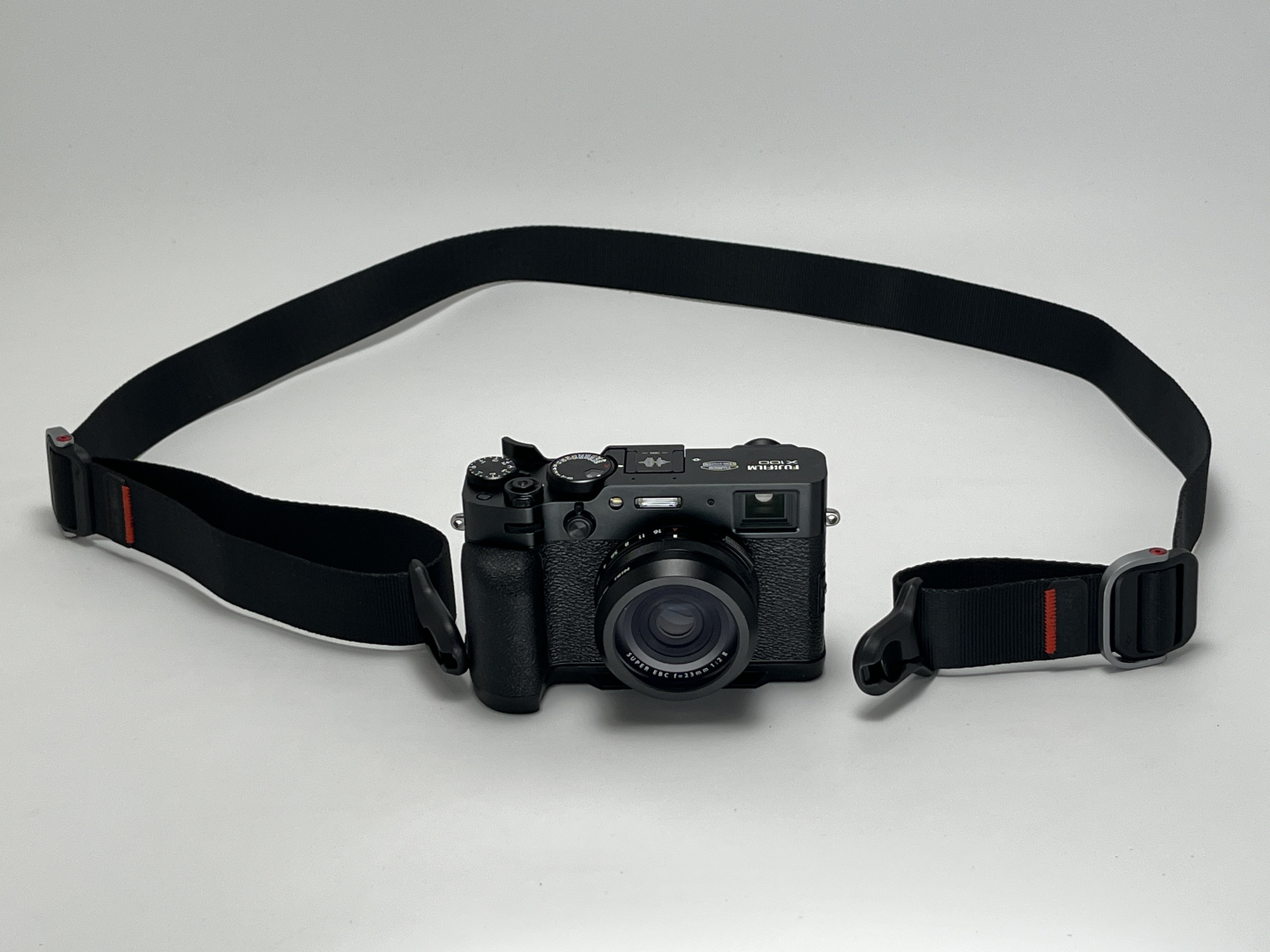 X100VIにハンドストラップを付けてみた話|KuroBox X100VIにハンドストラップを付けてみた話|KuroBox