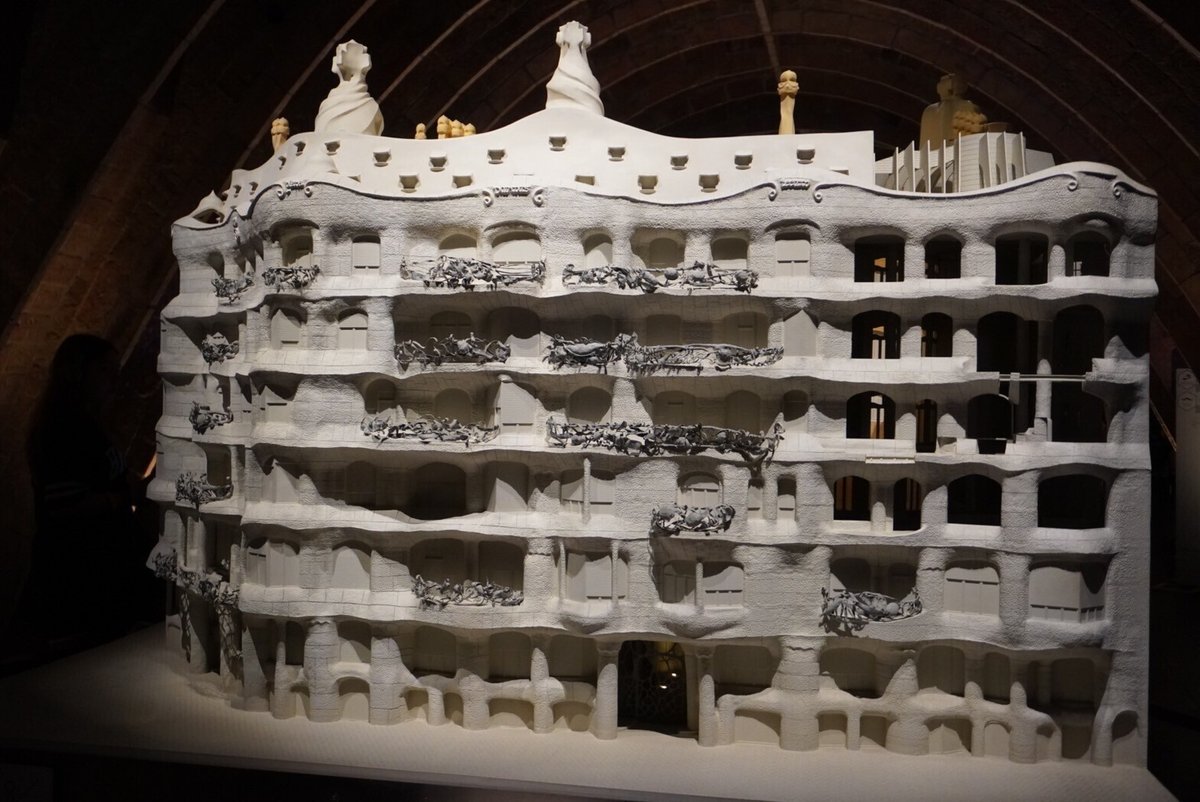 カサ・ミラ、曲線の魔法が息づくバルセロナの遺産【スペイン】｜Ikumi【世界旅行家】