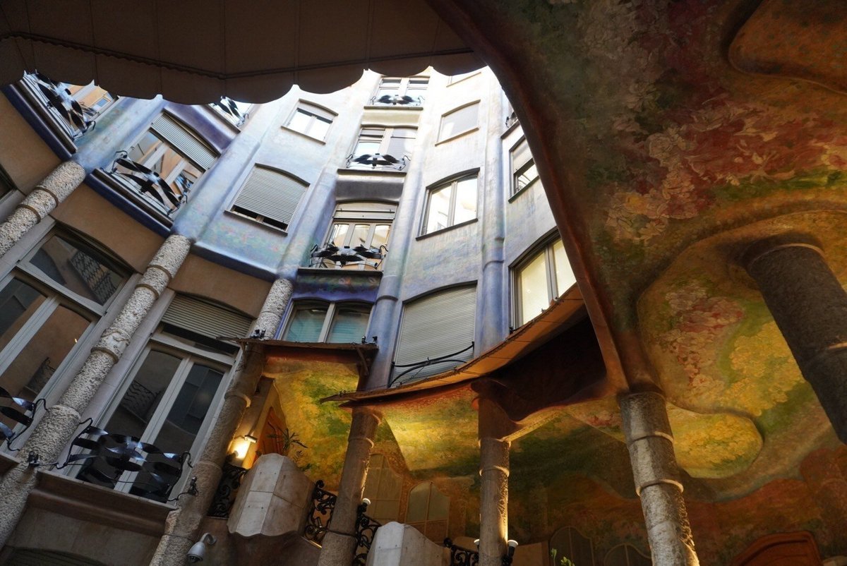 カサ・ミラ、曲線の魔法が息づくバルセロナの遺産【スペイン】｜Ikumi【世界旅行家】