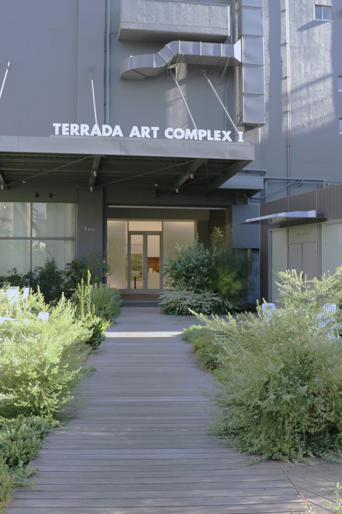 静謐な画面のなかで起きる大きな変化 -ジョニー・アブラハムズ[24 Colors for Junichi]｜Abbey -旅するように暮らす、暮らすように旅する-