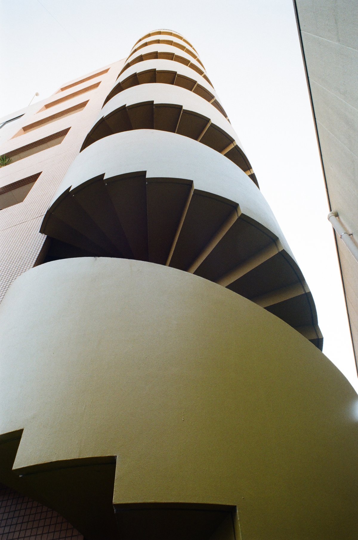 あなたの感性を刺激する“大人の絵本”らせん階段の写真集「La Secore」作りました｜すなみけい