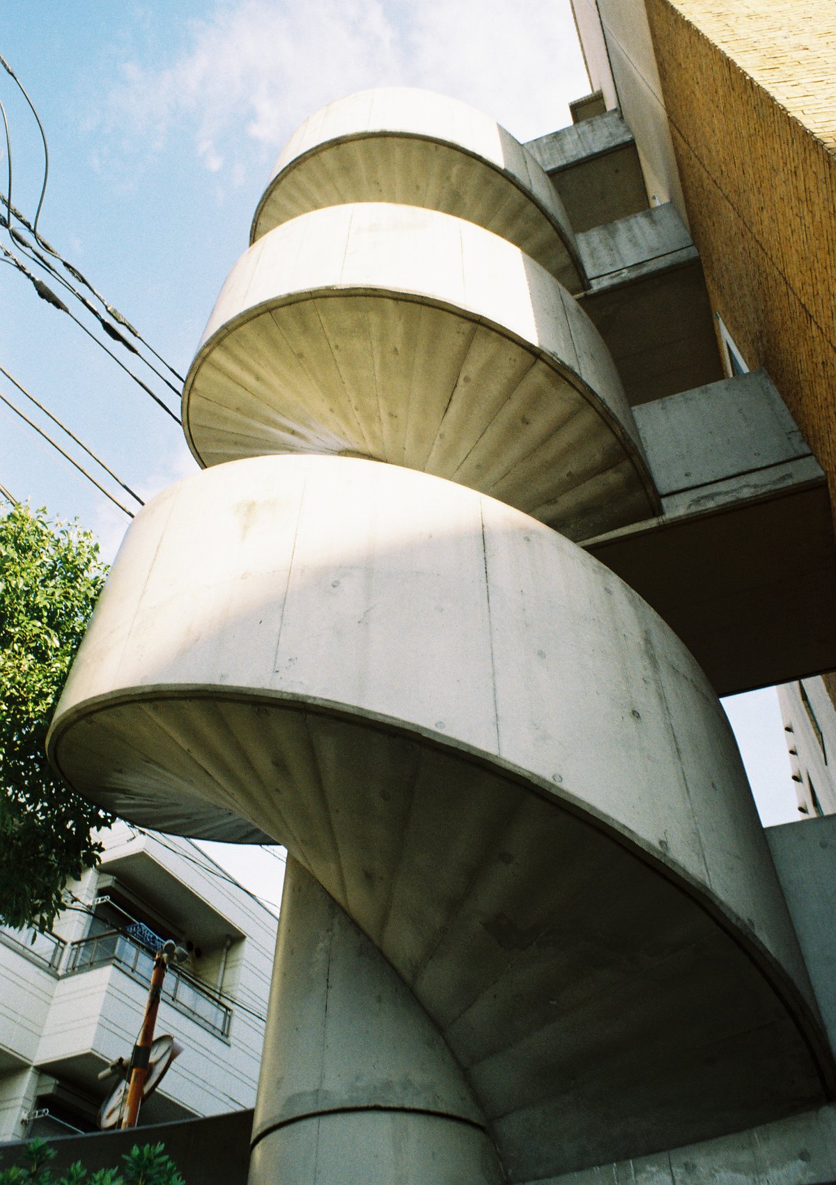 あなたの感性を刺激する“大人の絵本”らせん階段の写真集「La Secore」作りました｜すなみけい