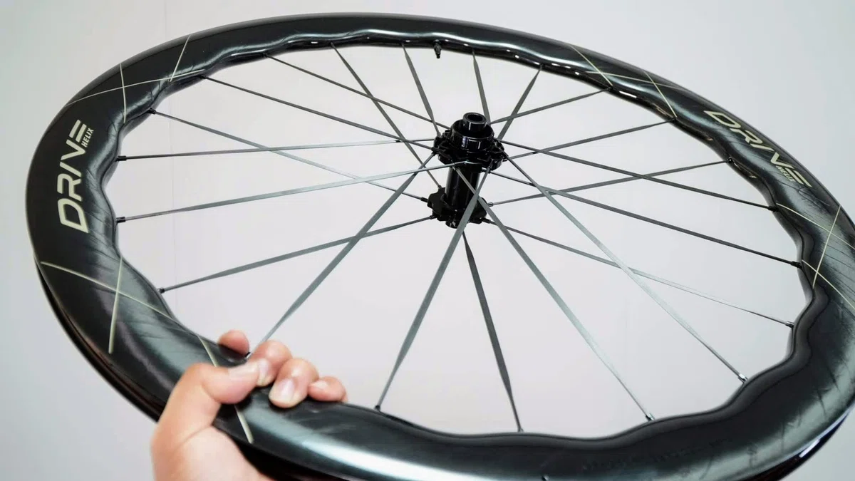 【レビュー】EVOLUTIONハブと極太エアロスポークを搭載した波状カーボンホイール Elitewheels Drive Helix 57D ...