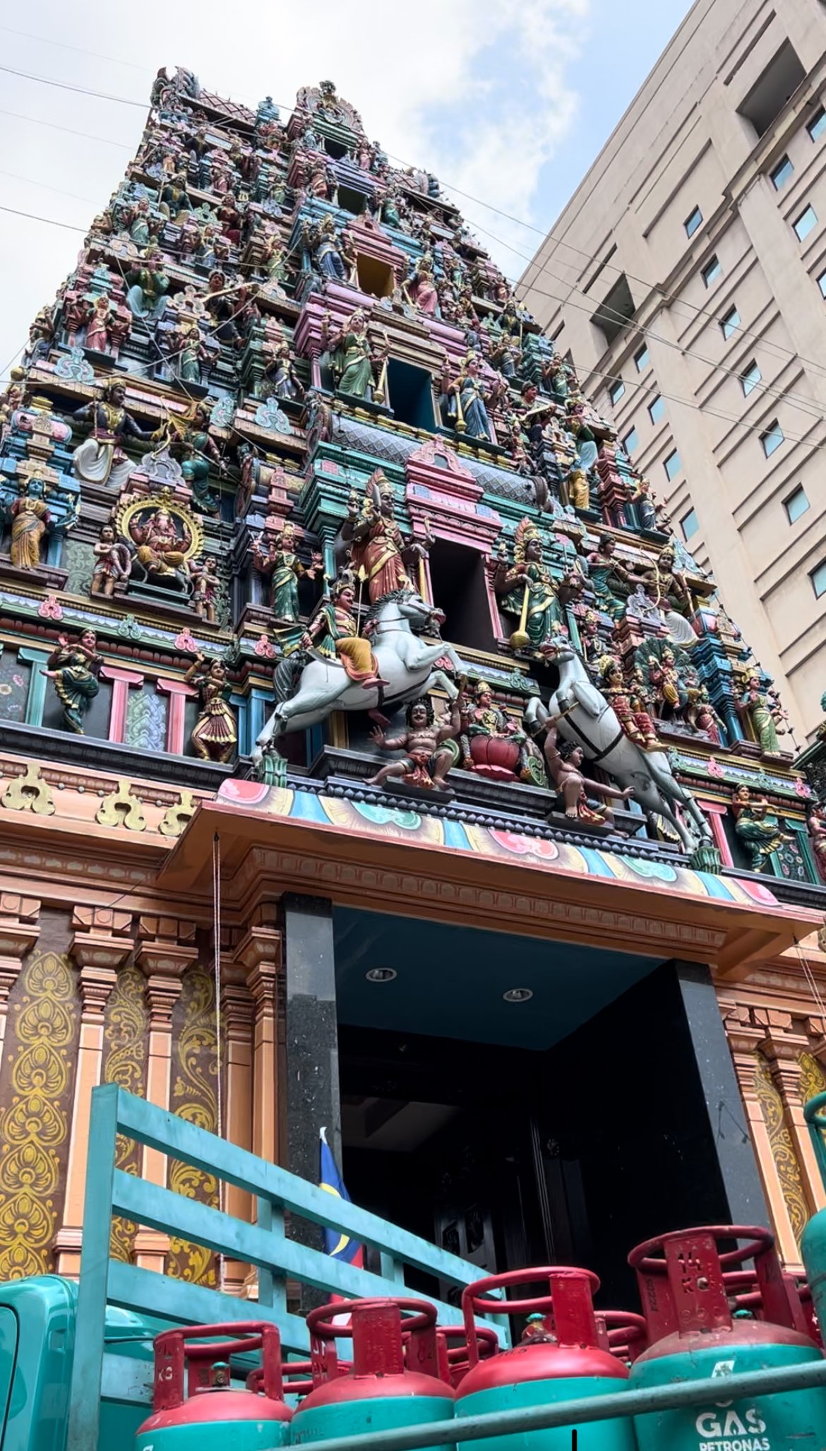 【旅行記】マレーシア・クアラルンプールひとり旅4～チャイナタウン→スリマハマリアマン寺院→関帝廟→宮廷→国立博物館～｜Yoshiko Dozono