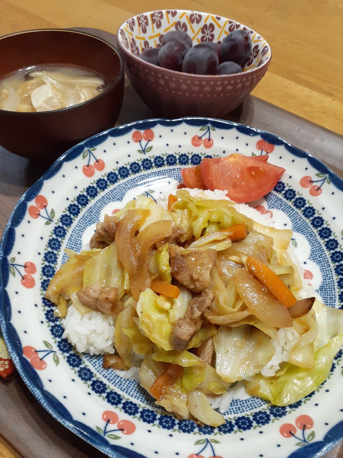 『豚肉と野菜の甘辛炒め丼』(塩分1.1g)｜guttyo