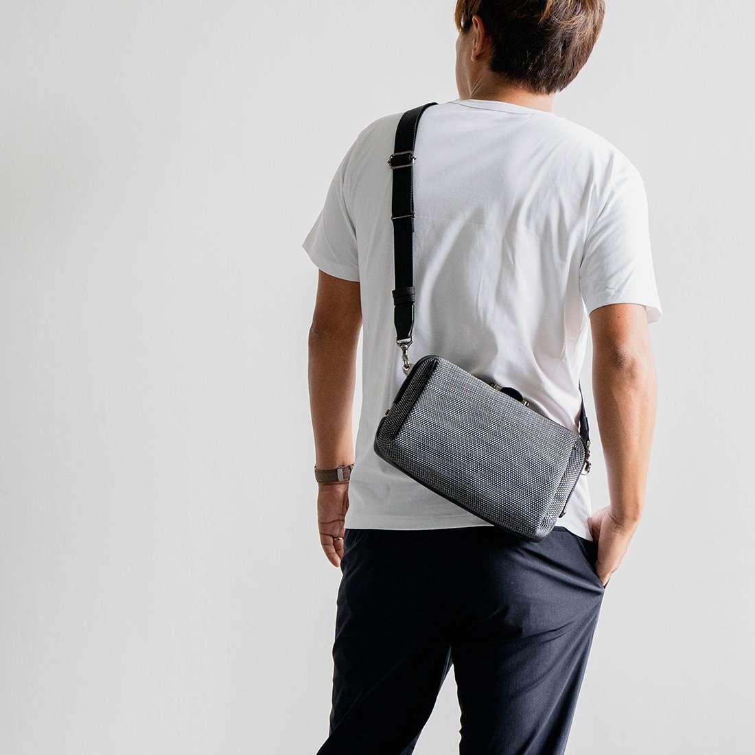 片手だけですぐに開くことができる。取り出し収納がすぐできる。便利で安心、クラシックなカバンの構造を現代に甦らせました。｜AssistOn