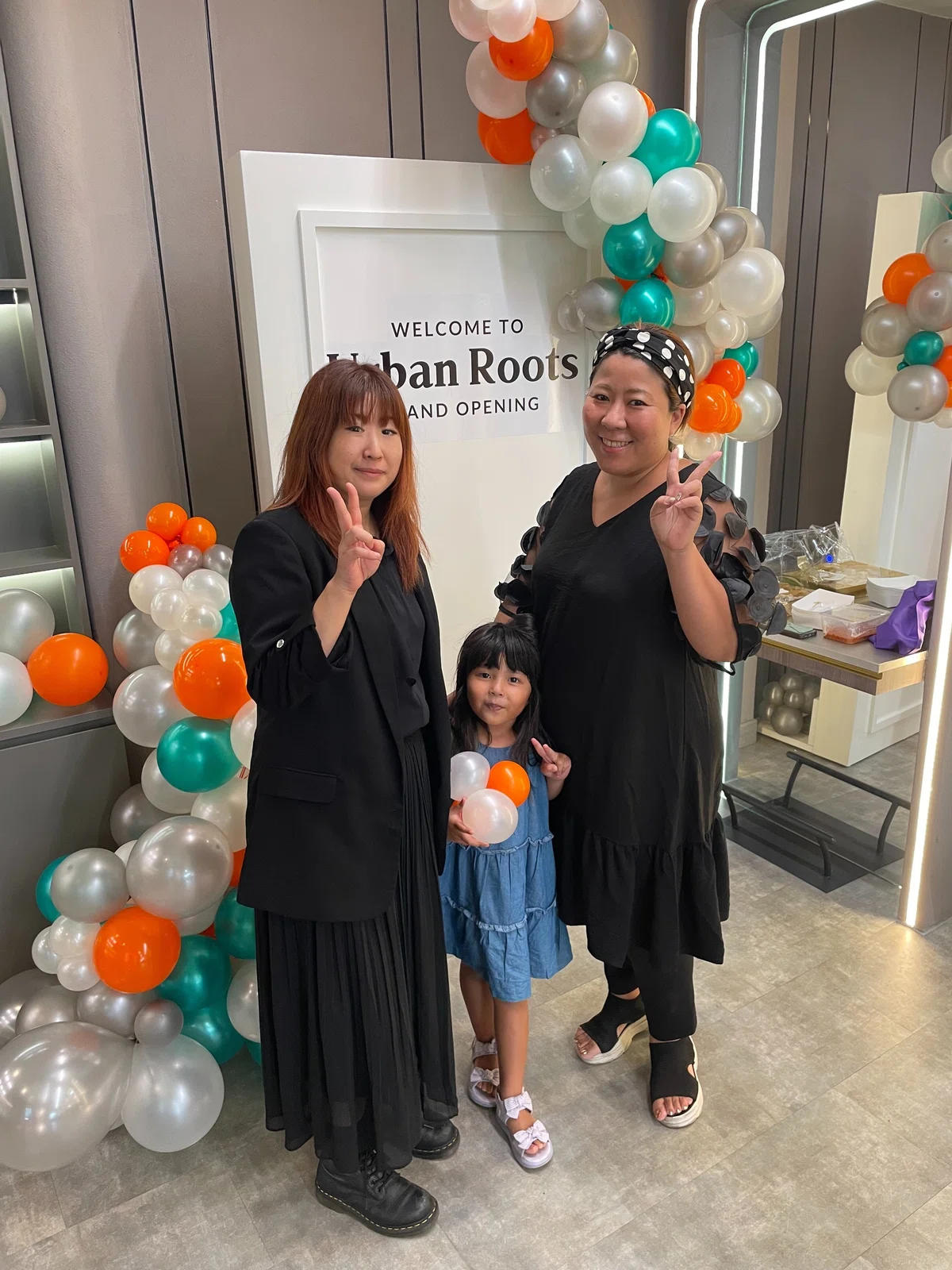 ジャカルタ生活：お友達のヘアサロン。お店の開店祝い”SOLESTE-cakes-“で美味しくお洒落なスイーツギフト｜mari_londbyciel