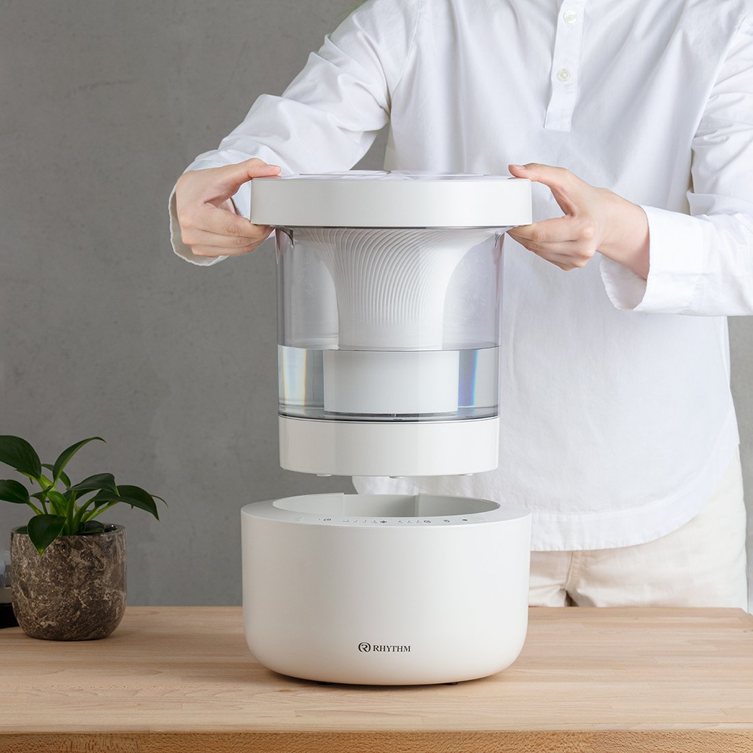 新バージョンでさらに清潔・安全・快適。乾燥したリビングや寝室、仕事場に。日本メーカーの新技術で生まれた先進的な加湿器。｜AssistOn