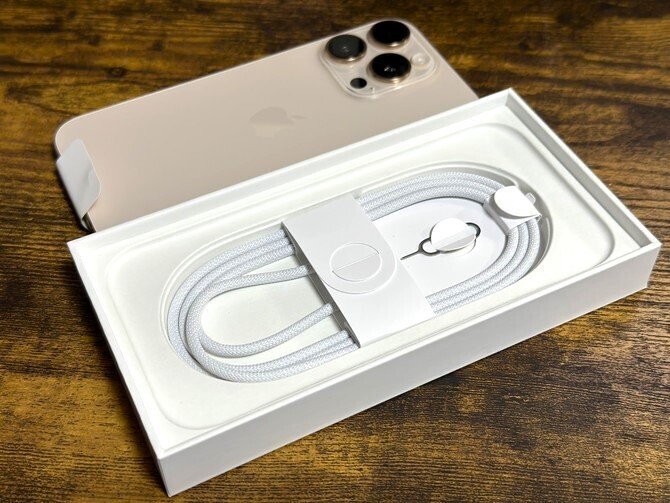 iPhone 16 Pro デザートチタニウム 128GB」がやってきた!開封の iPhone 16 Pro デザートチタニウム 128GB」がやってきた!開封の