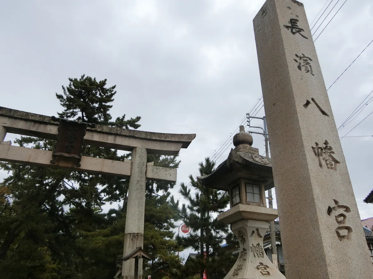 It's a Hachiman shrine, but the main hall is in Shinmei-zukuri style ...