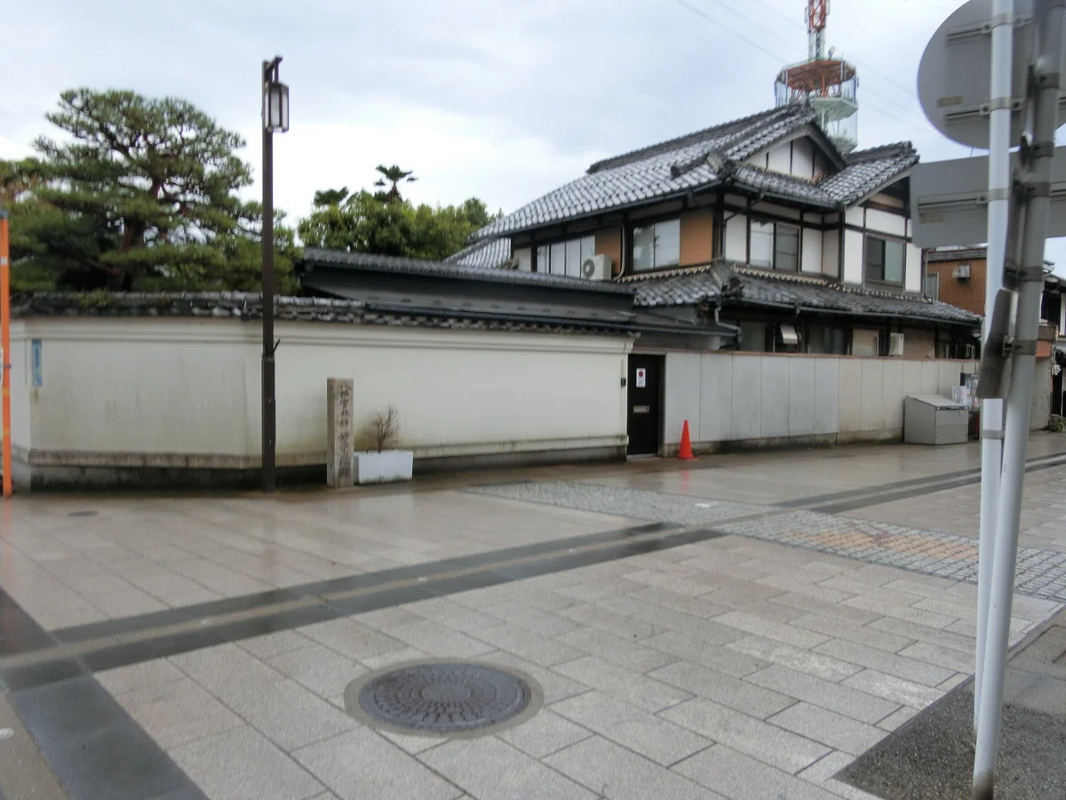 It's a Hachiman shrine, but the main hall is in Shinmei-zukuri style ...