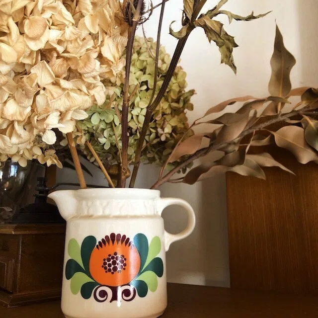 花作家hibaの日常 アンティークに囲まれて、花と創造を楽しむ｜YAY! staff