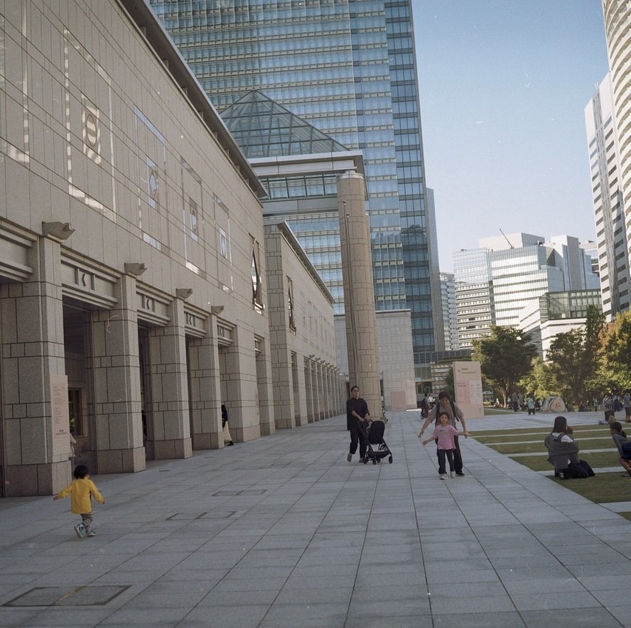 中判ARAX-60で（再開したての）横浜美術館を撮る｜黒猫デル太