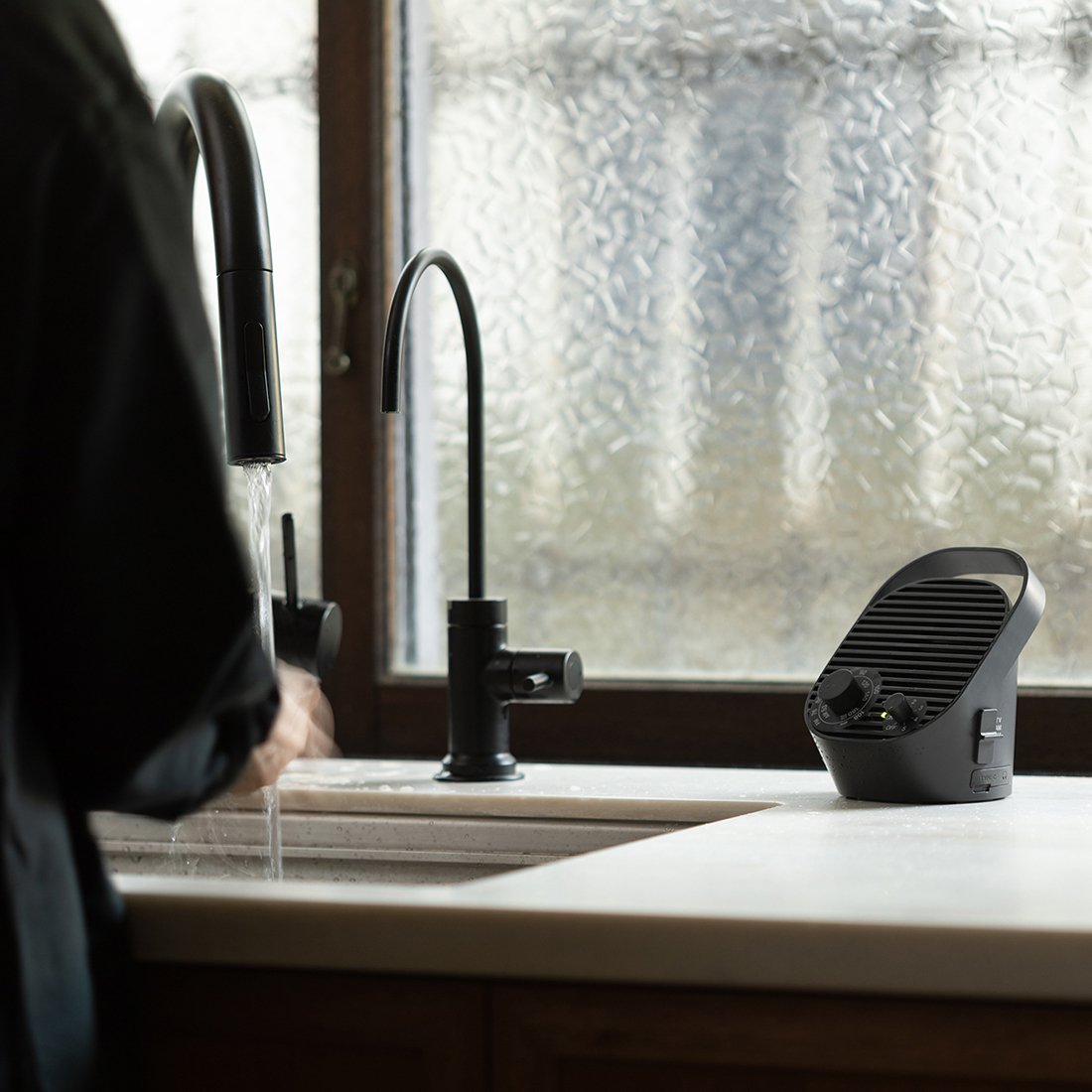 テレビの音声を聞き取りやすく整えて、手元ではっきり。AM/FMラジオも楽しめる、生活防水の私専用、ワイヤレススピーカー｜AssistOn