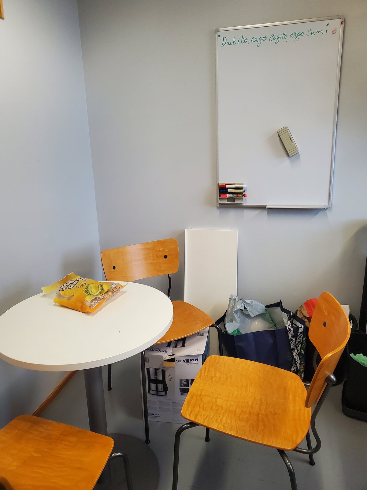 ホワイトボードと研究者の特権｜Matti