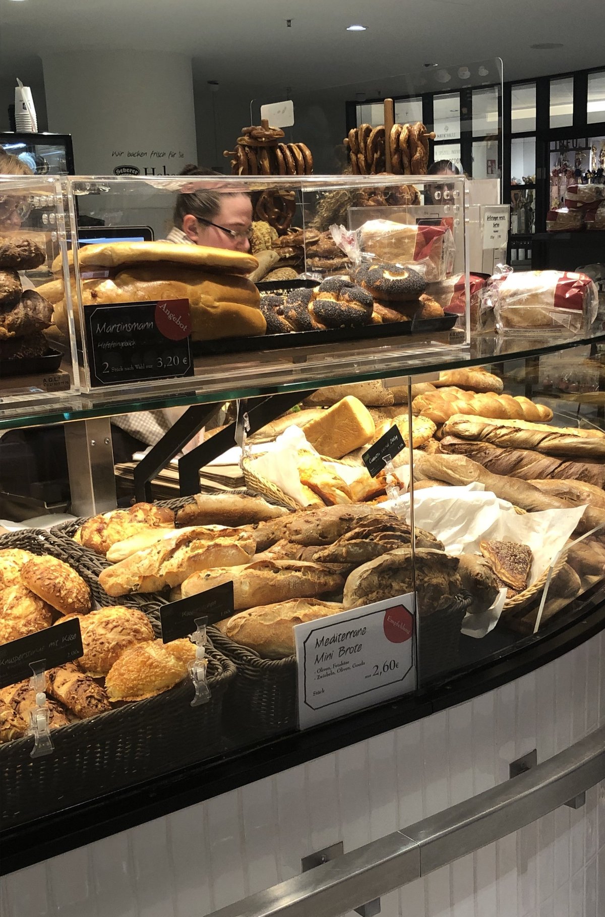 子どもに人気の聖人が、菓子パンに｜J plus S