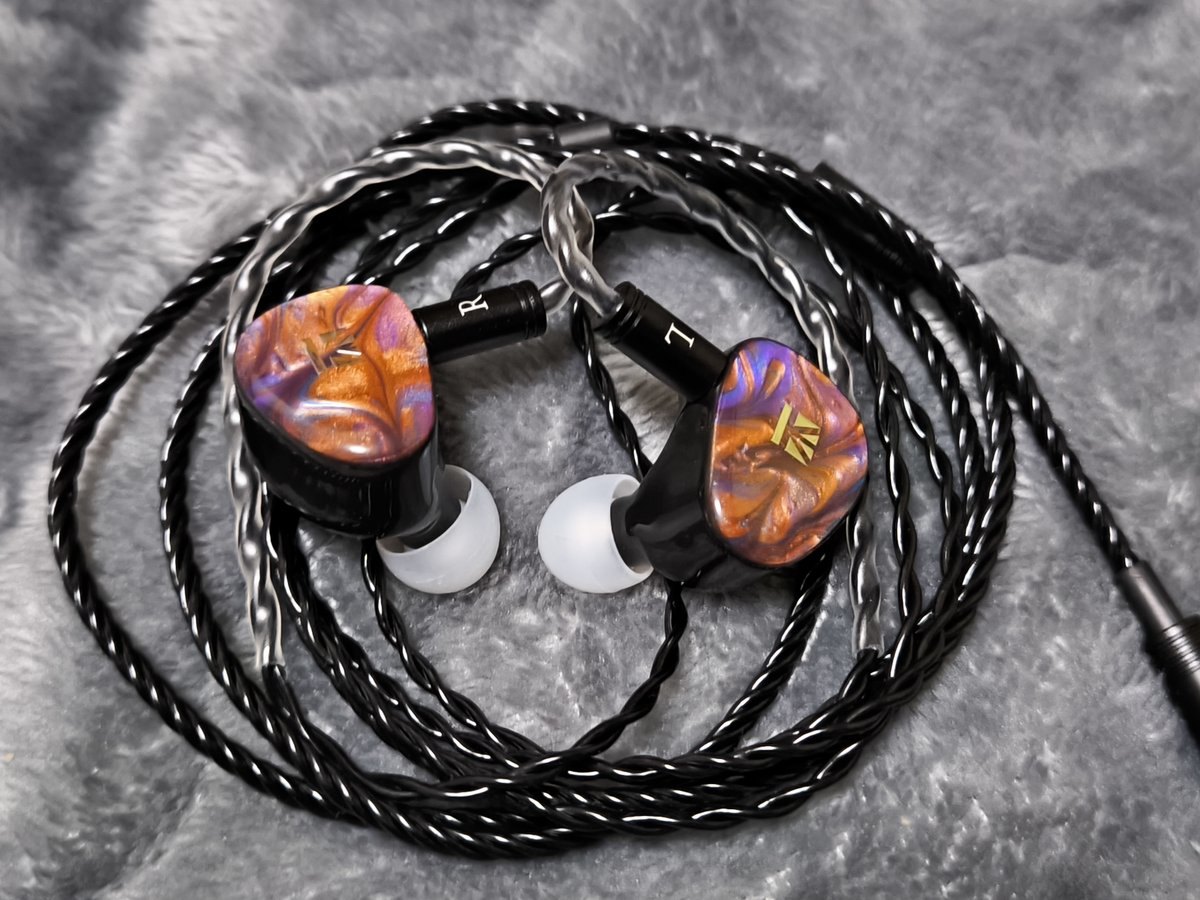 KBEAR KB02は今まで聴いた事もない重層的で奥行きのある低音とベリリウムメッキの清々しい高音が両方楽しめる意欲的伏兵 #PR #オススメ｜西野績葉