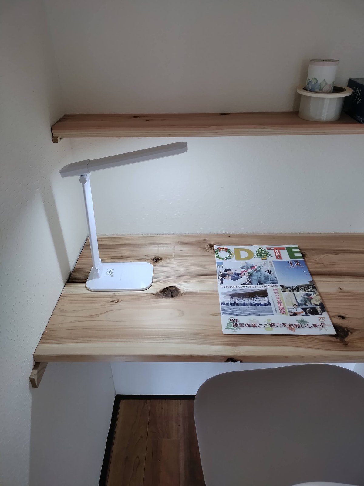 ダイソー550円LEDデスクライトがいい！｜akram