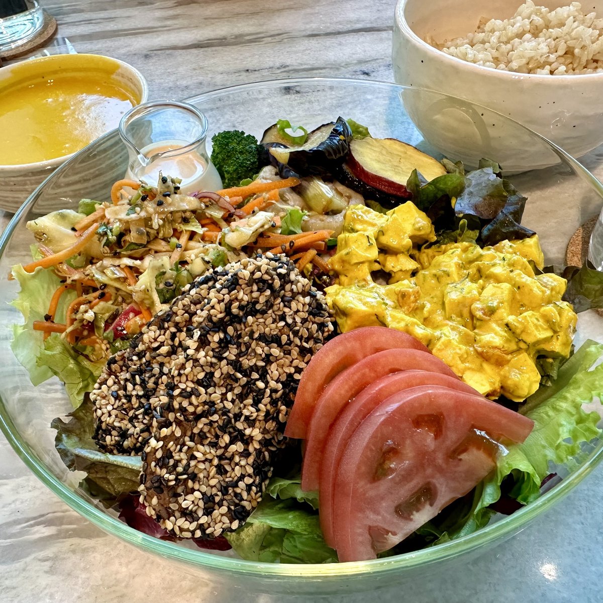 ヒーラーの心と体を整える 麻布台ヒルズのオアシス「Alchemy」でヴィーガンの魅力を感じるひととき｜ヒーリングサロン HOOLOLI（ホーロリ）稲月シロ | 魂の旅を綴るヒーラー/占い師