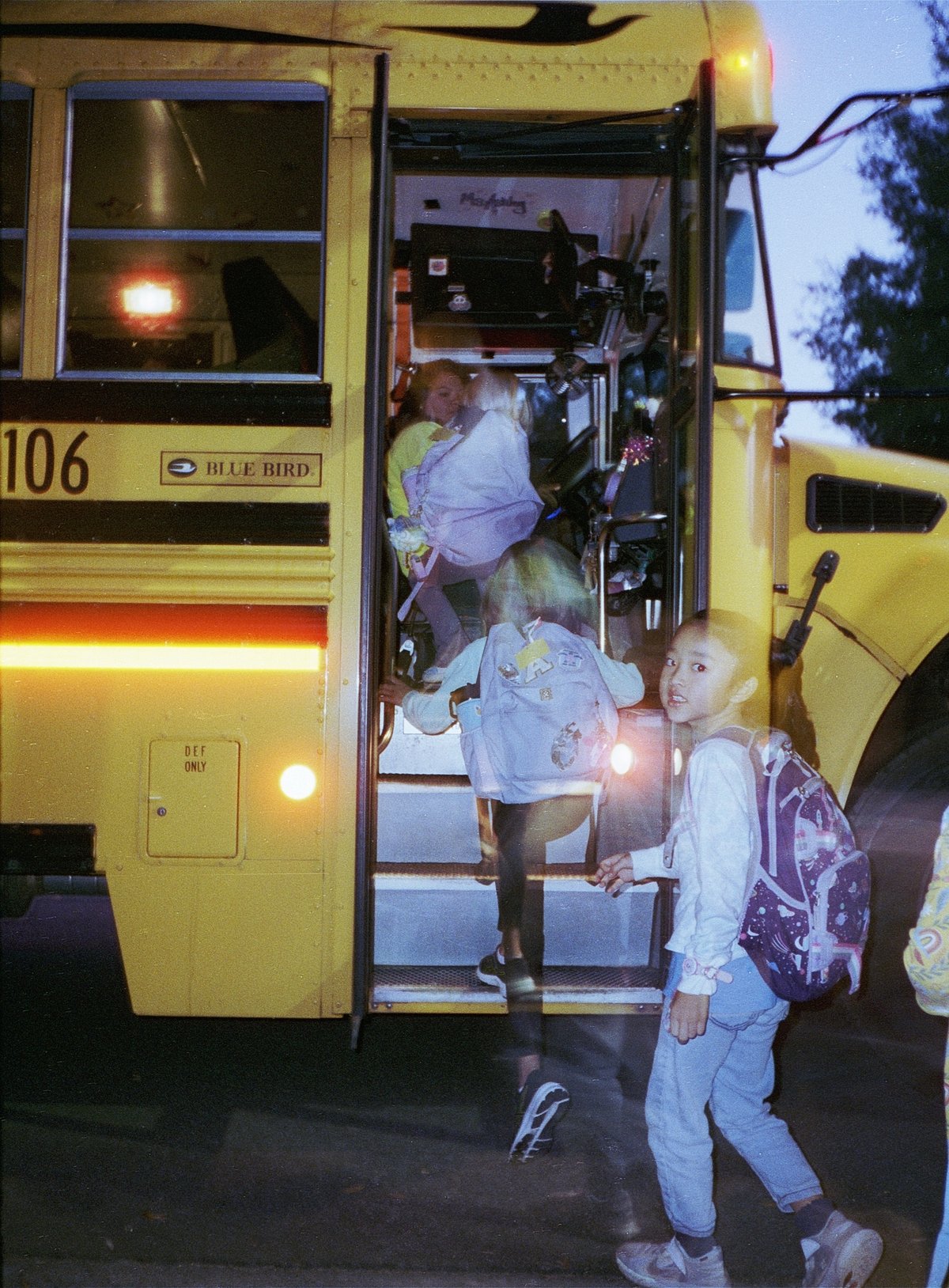 PENTAX 17で、深瀬的スクールバス｜MOJA MOJA