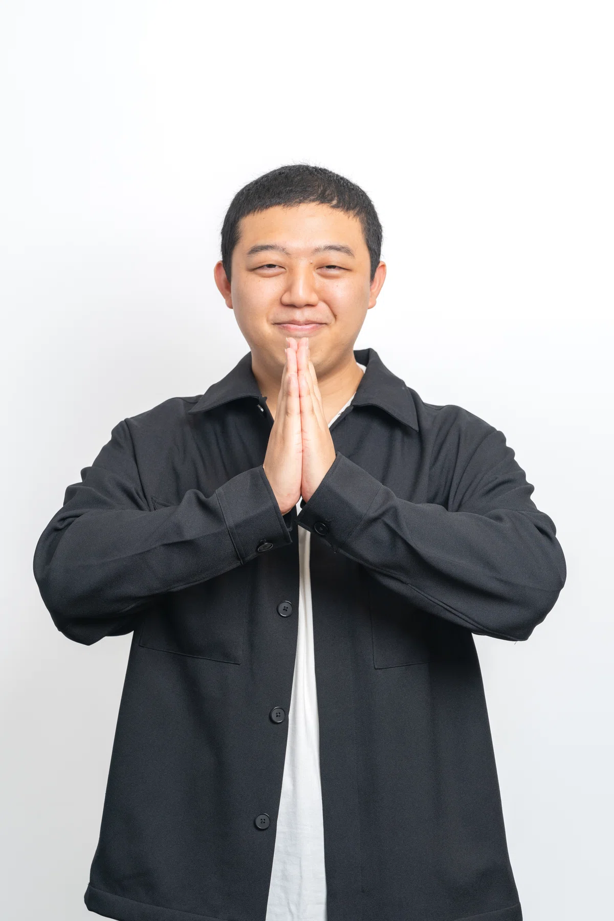【社員インタビュー#2】お坊さんからITエンジニアに転身したH.Oさん。父の教えを胸に、未経験から挑戦と成長を続ける皆の愛されキャラにお話を ...