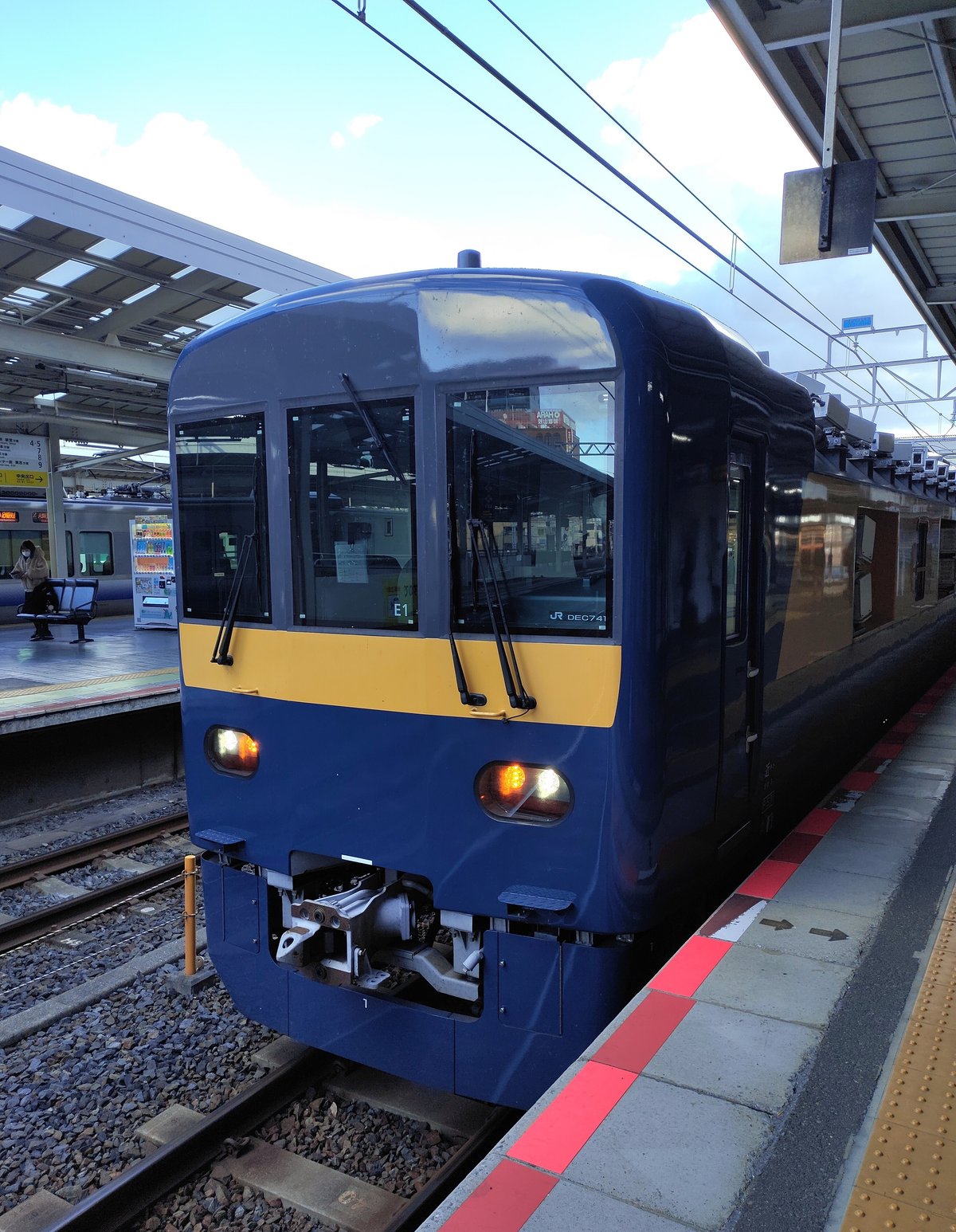 検測車 DEC741と、キヤ141系（ドクターWEST）｜かえる