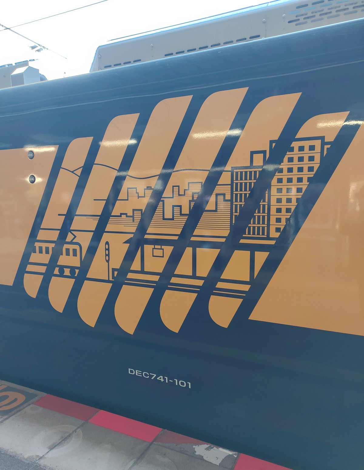 検測車 DEC741と、キヤ141系（ドクターWEST）｜かえる