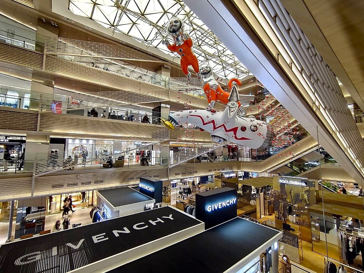 ヤノベケンジさん『BIG CAT BANG』～東京 銀座「GINZA SIX」 吹き抜けエリアに展示されています！｜ぐるぐる