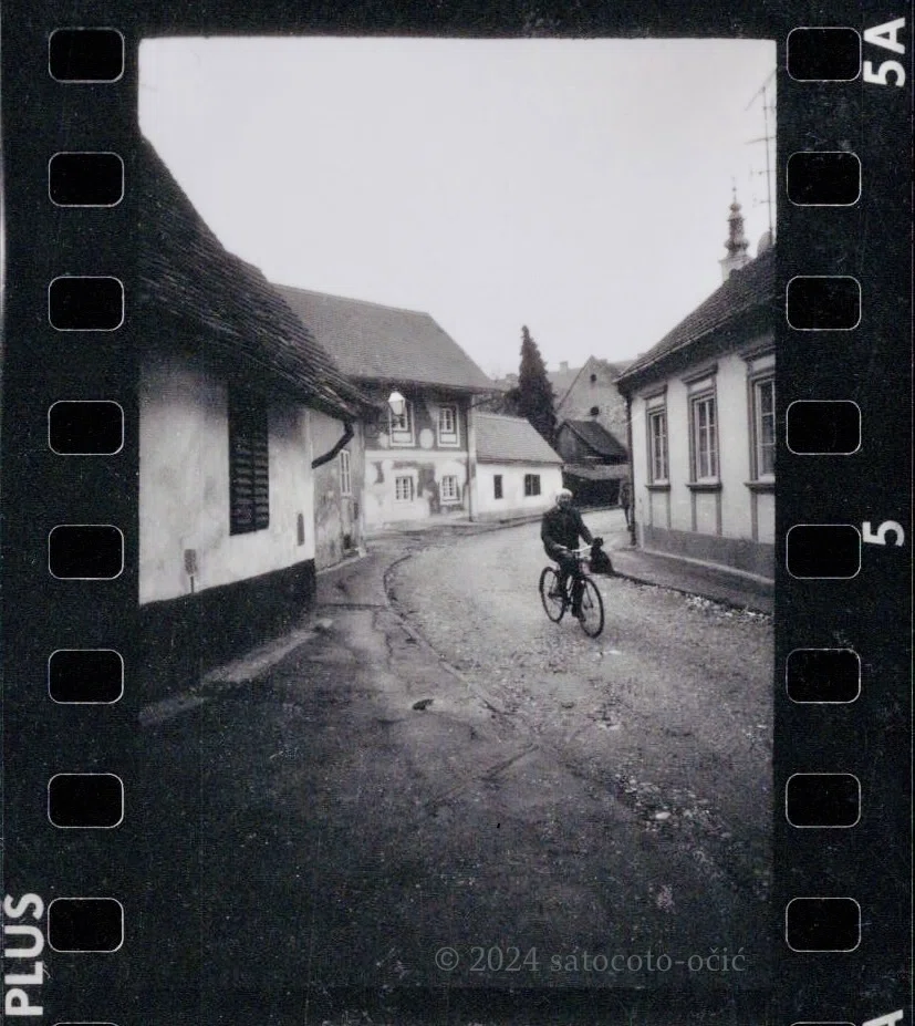 ダダの森のフィルム寫眞画室 とぼとぼと/The Trudger. Varaždin, Croatia 1997｜SATOCOTO-Očić