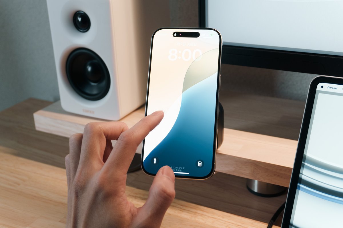 デスクシェルフにiPhoneを浮かせて充電する｜murasaki