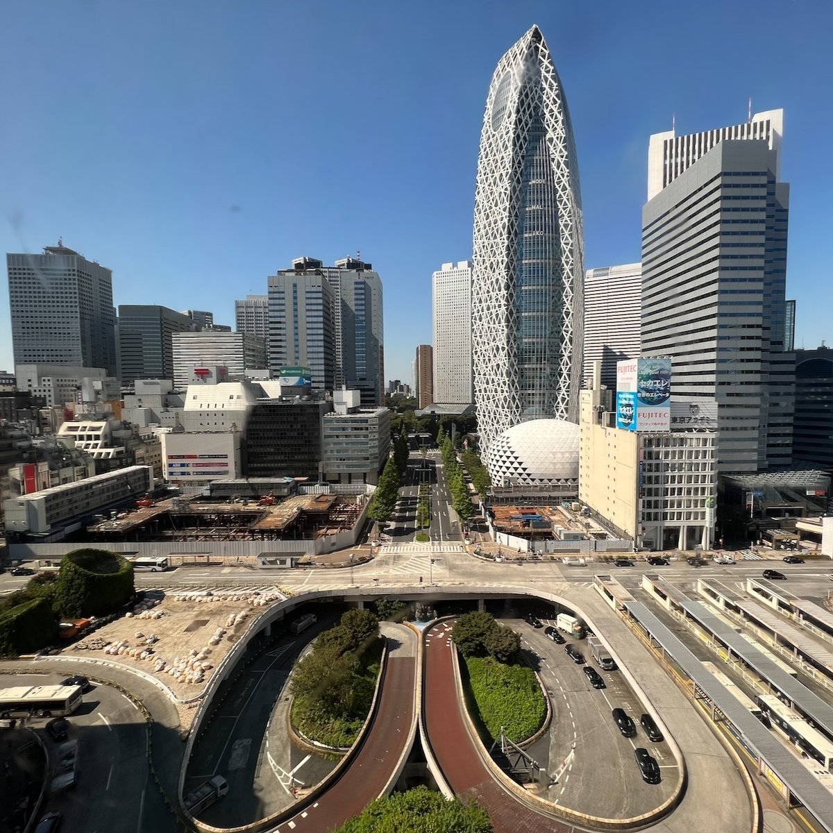 新宿駅西口「ぐるぐる道路」をクルマで走ってみた（動画つき）｜川辺謙一＠交通技術ライター