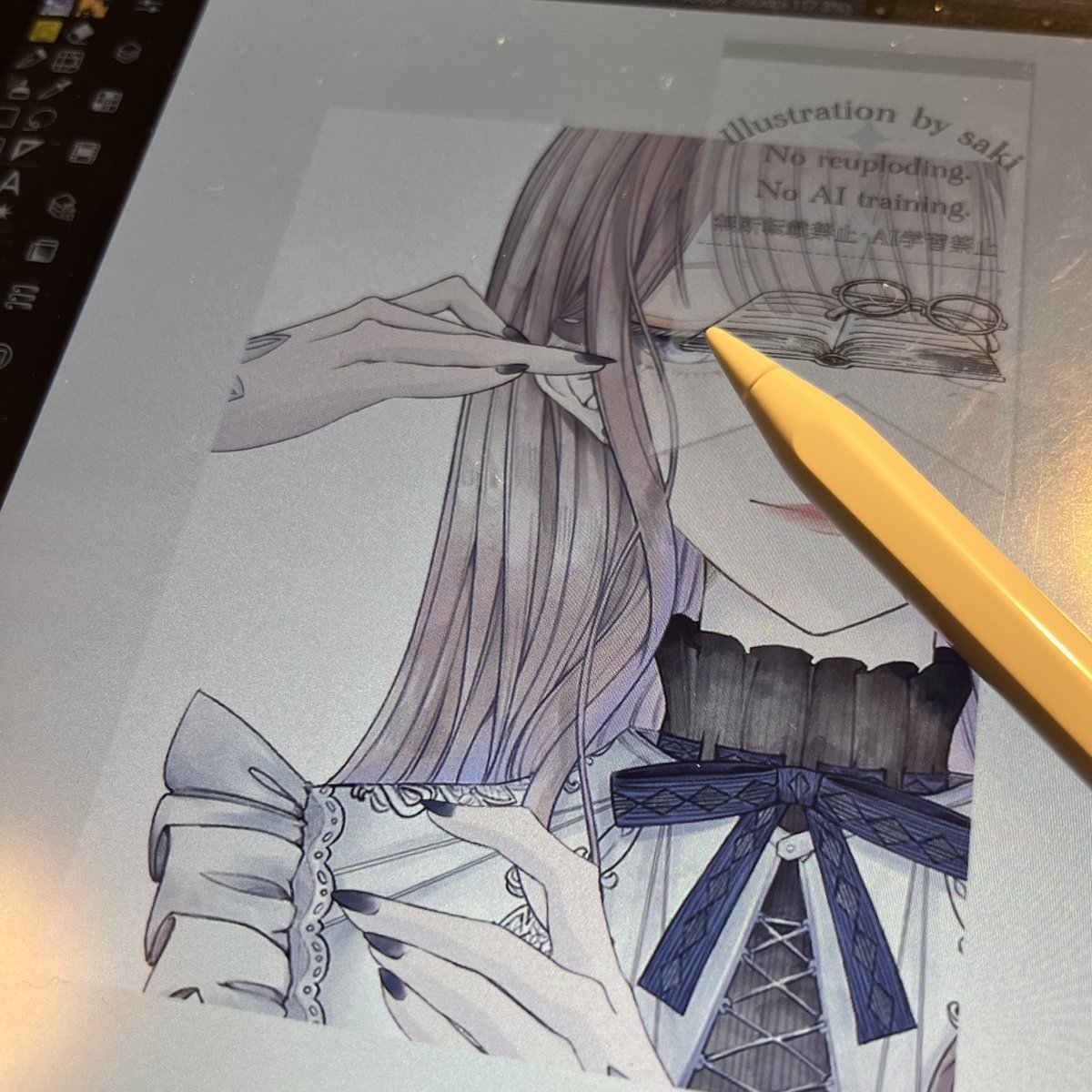 iPadで絵を描く私｜saki_813