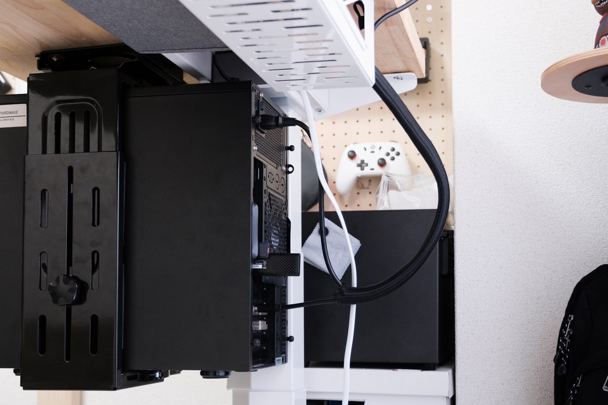 「FlexiSpot純正CPUスタンド CH1」でデスクトップPCを浮かせてデスク周りをすっきりさせる｜murasaki