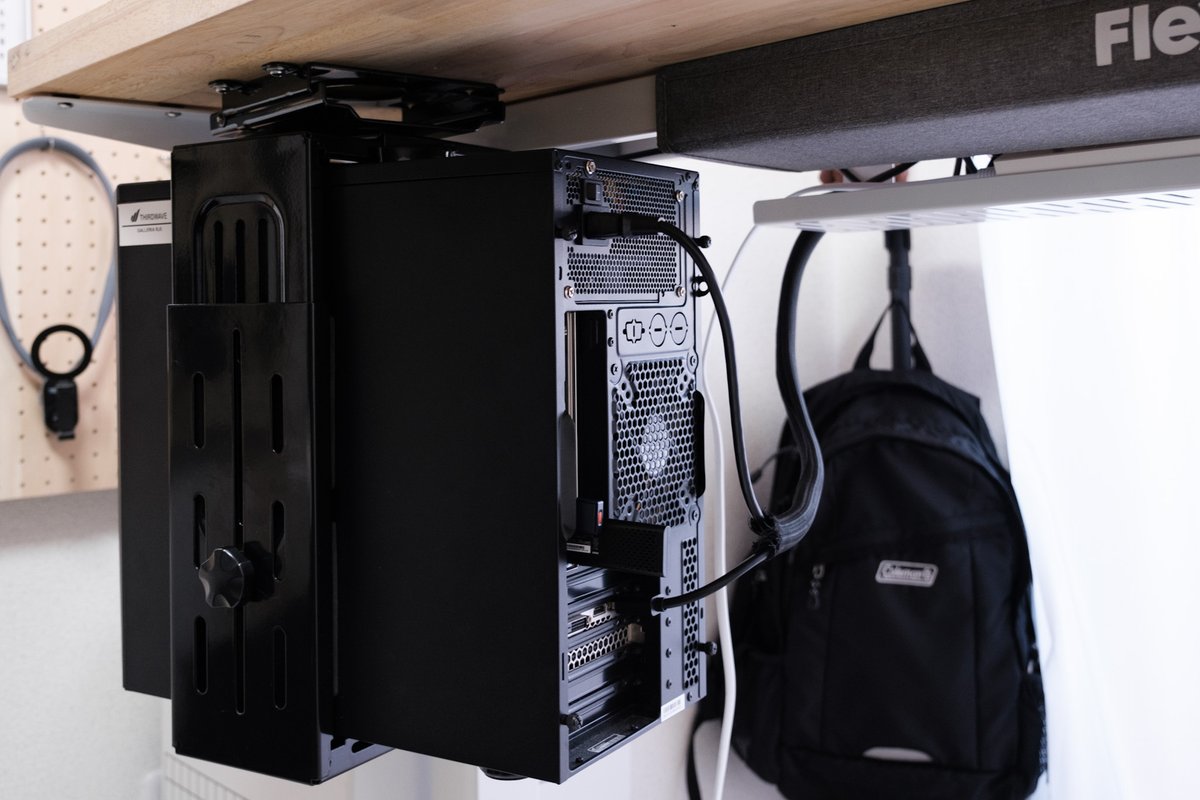 「FlexiSpot純正CPUスタンド CH1」でデスクトップPCを浮かせてデスク周りをすっきりさせる｜murasaki