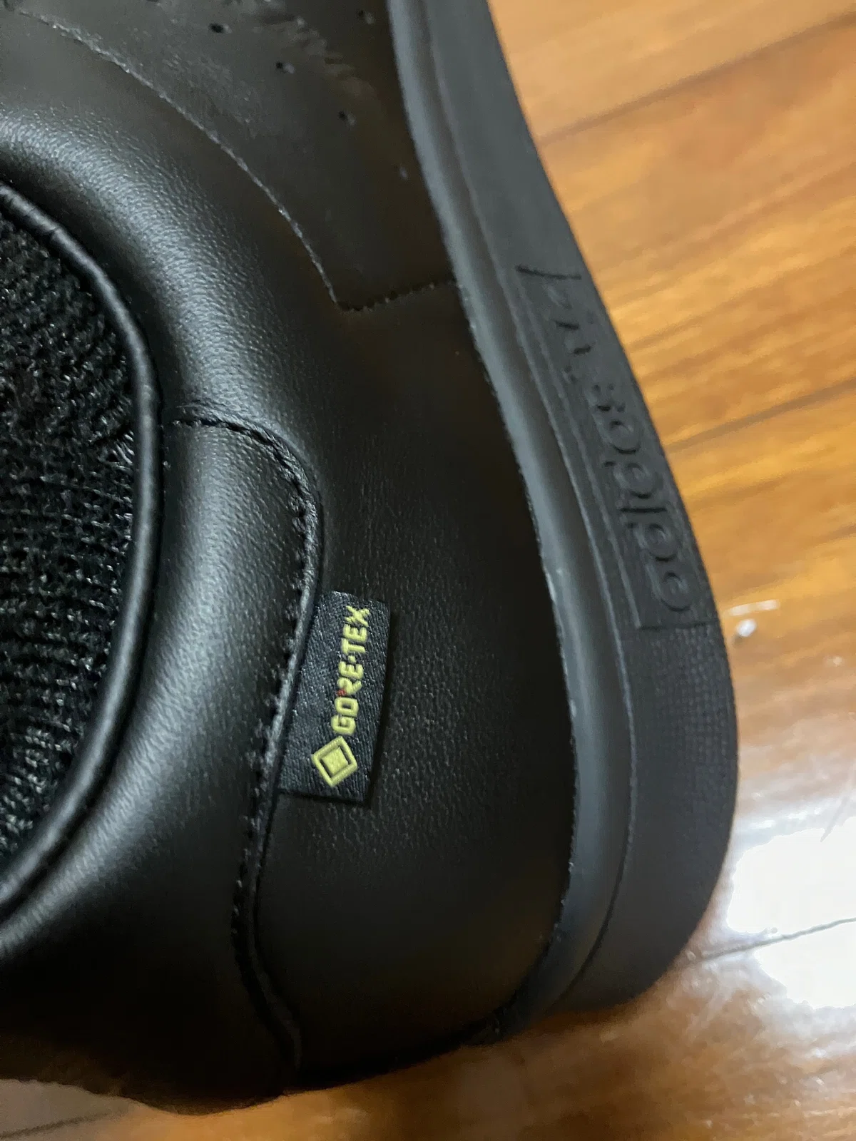 コスパ最強！？スタンスミス 黒 ゴアテックス（GORE-TEX）｜nao 50代リモートワーカーのライフハック