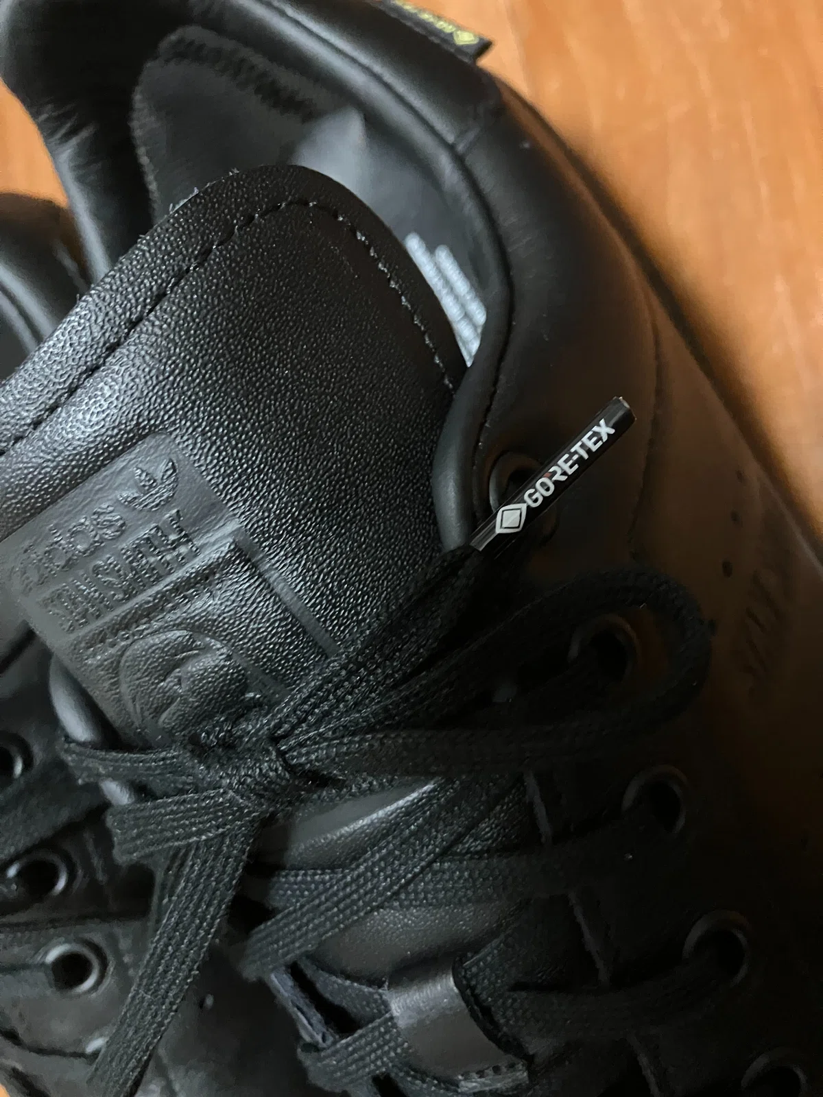 コスパ最強！？スタンスミス 黒 ゴアテックス（GORE-TEX）｜nao 50代リモートワーカーのライフハック
