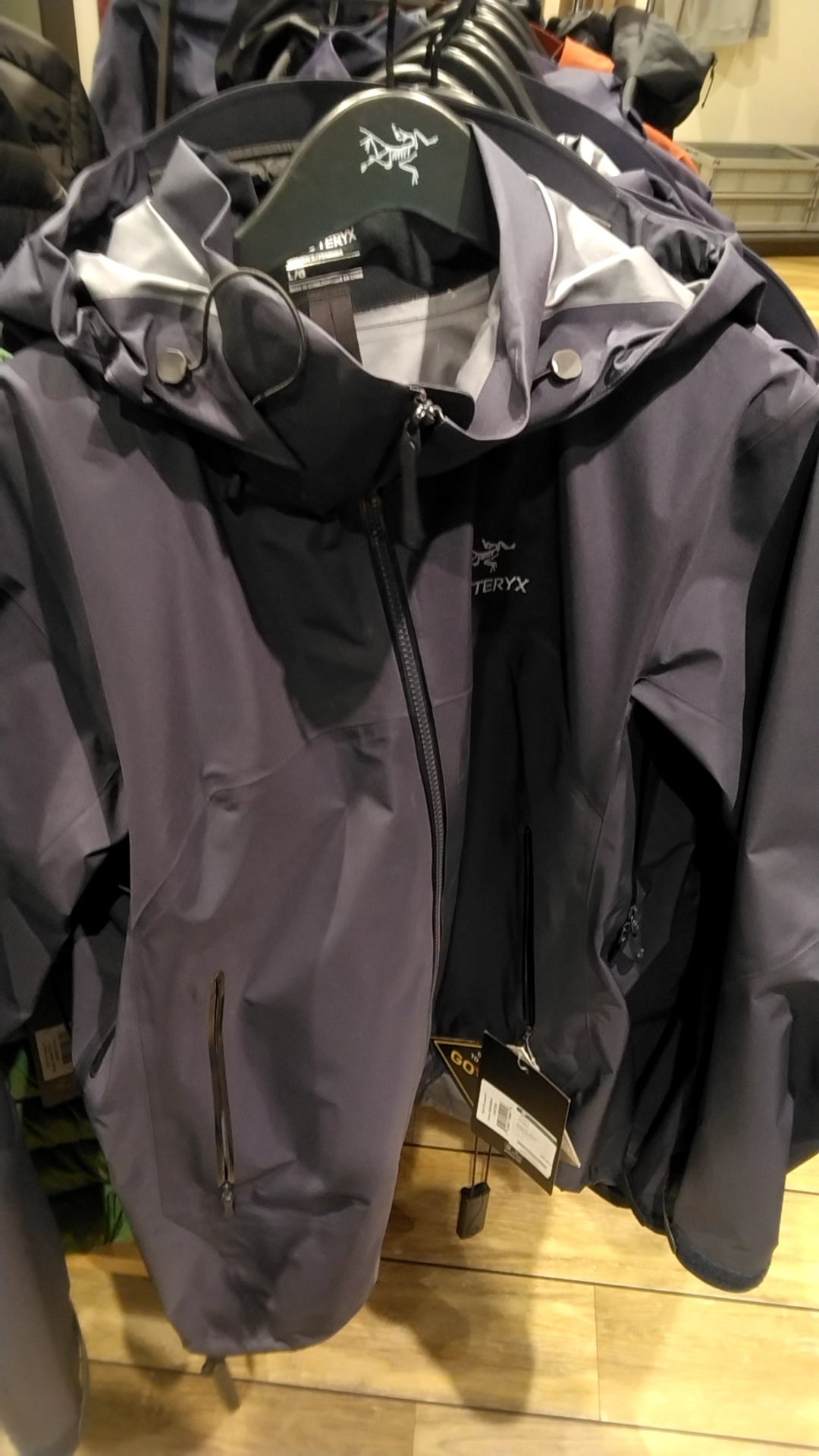 買うならアウトドアブランド最高峰の「Arc`teryx（アークテリクス）」やな！｜キーくん