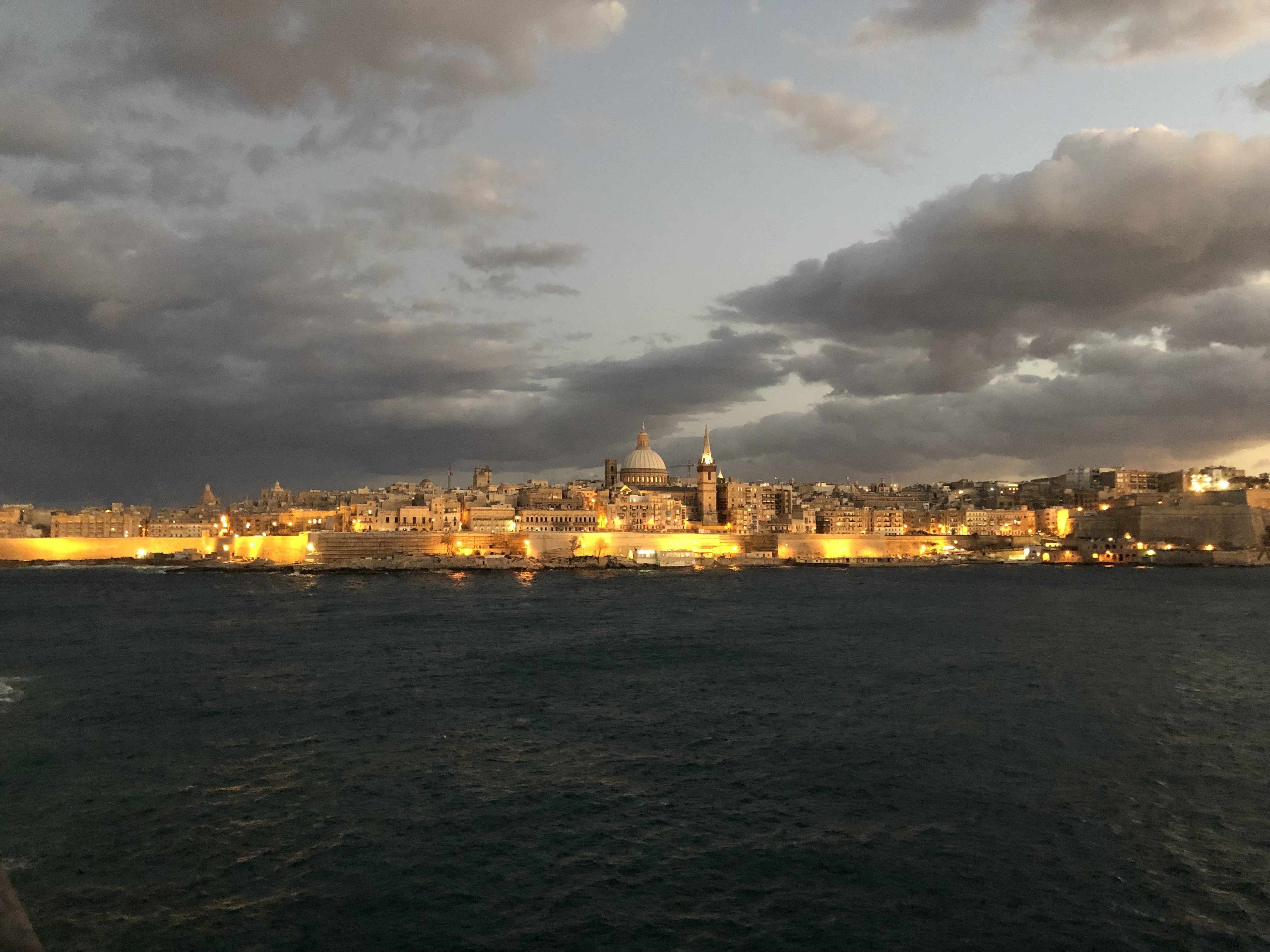 マルタ・スリーマから望む夕暮れ時のヴァレッタ｜Toki Minami