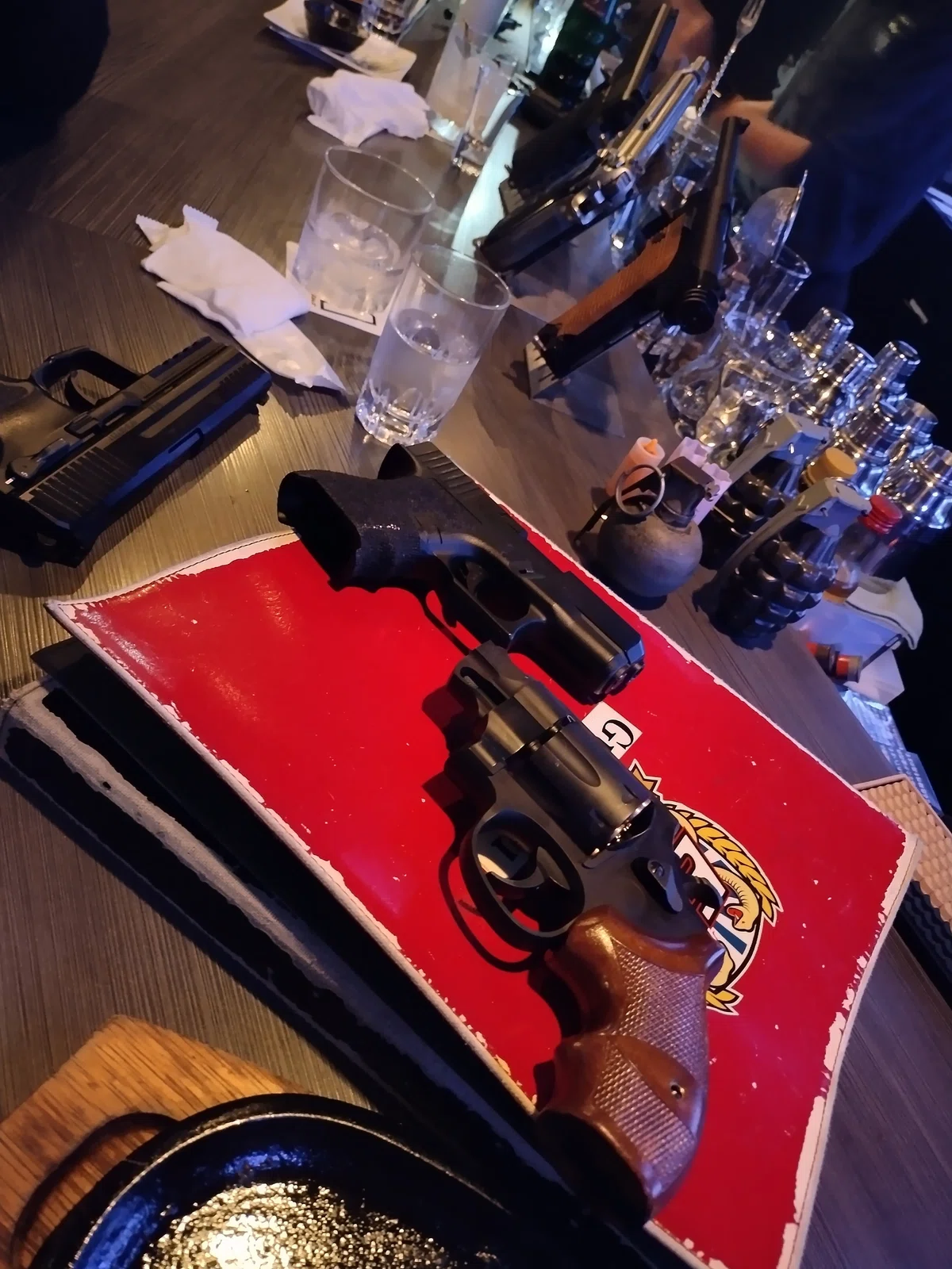 銃が撃てるバー「Shooting Bar EA」が最高だった｜コガ
