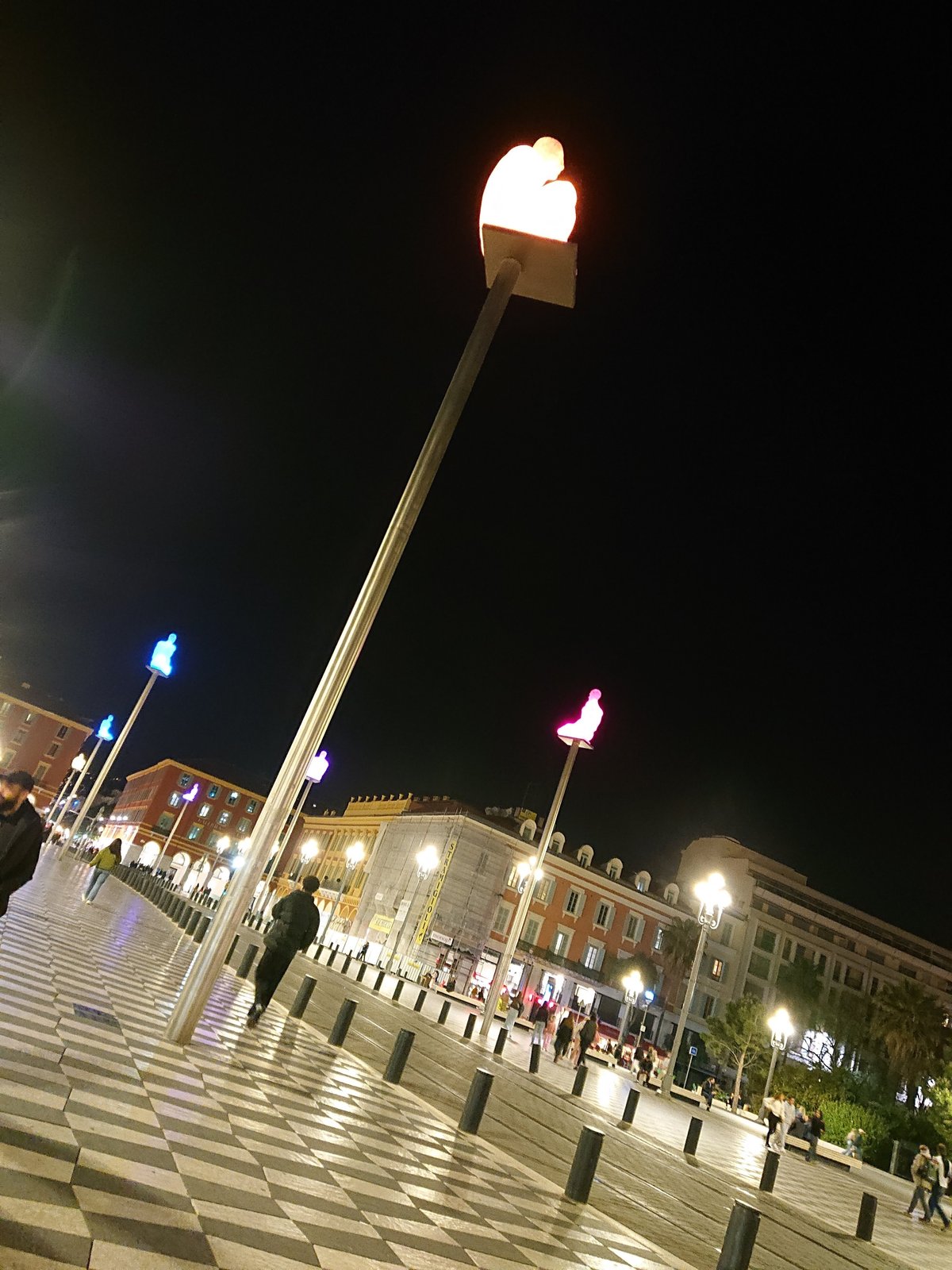 なぜか、体育座りと正座で♡@ニース🇫🇷フランス マセナ広場｜K.MITANI