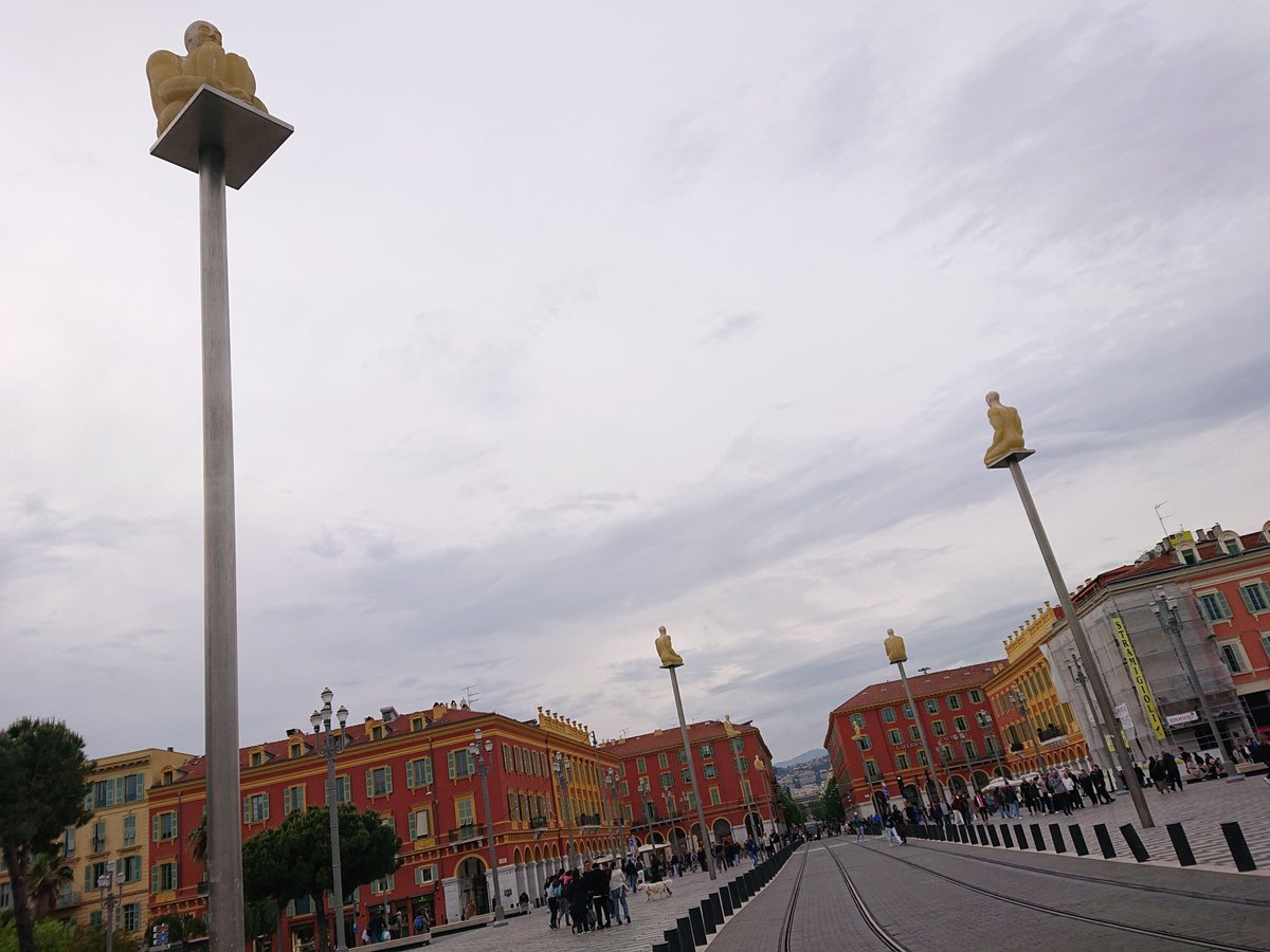 なぜか、体育座りと正座で♡@ニース🇫🇷フランス マセナ広場｜K.MITANI