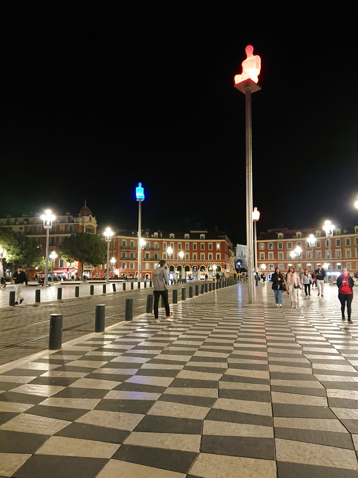 なぜか、体育座りと正座で♡@ニース🇫🇷フランス マセナ広場｜K.MITANI