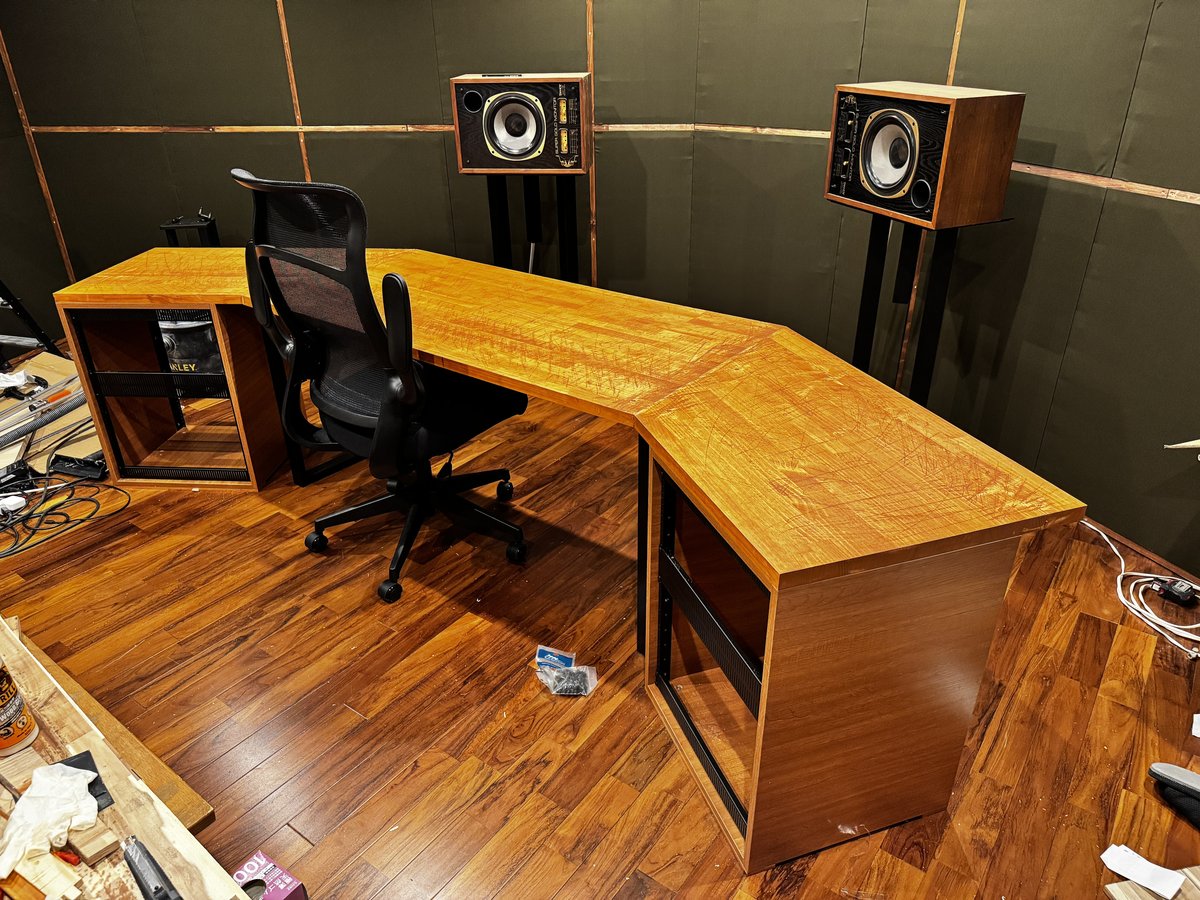 スタジオ用デスクを自作！｜Altair Studio