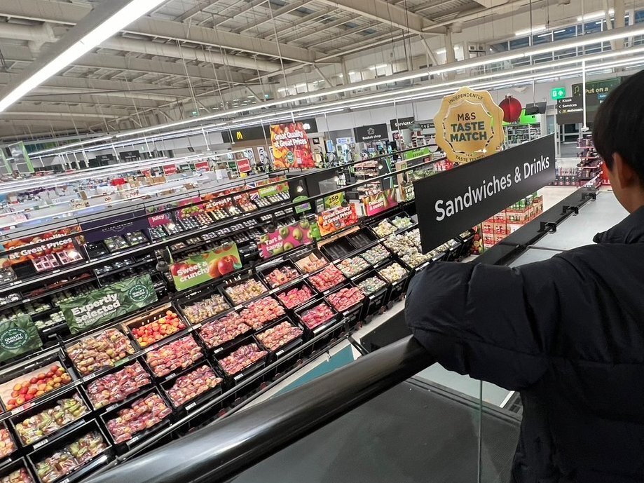 たっぷりフルーツ＆お手頃ランチ！-英国のスーパー活用術-【子連れ英国旅行#4】｜Kayoko Shimada