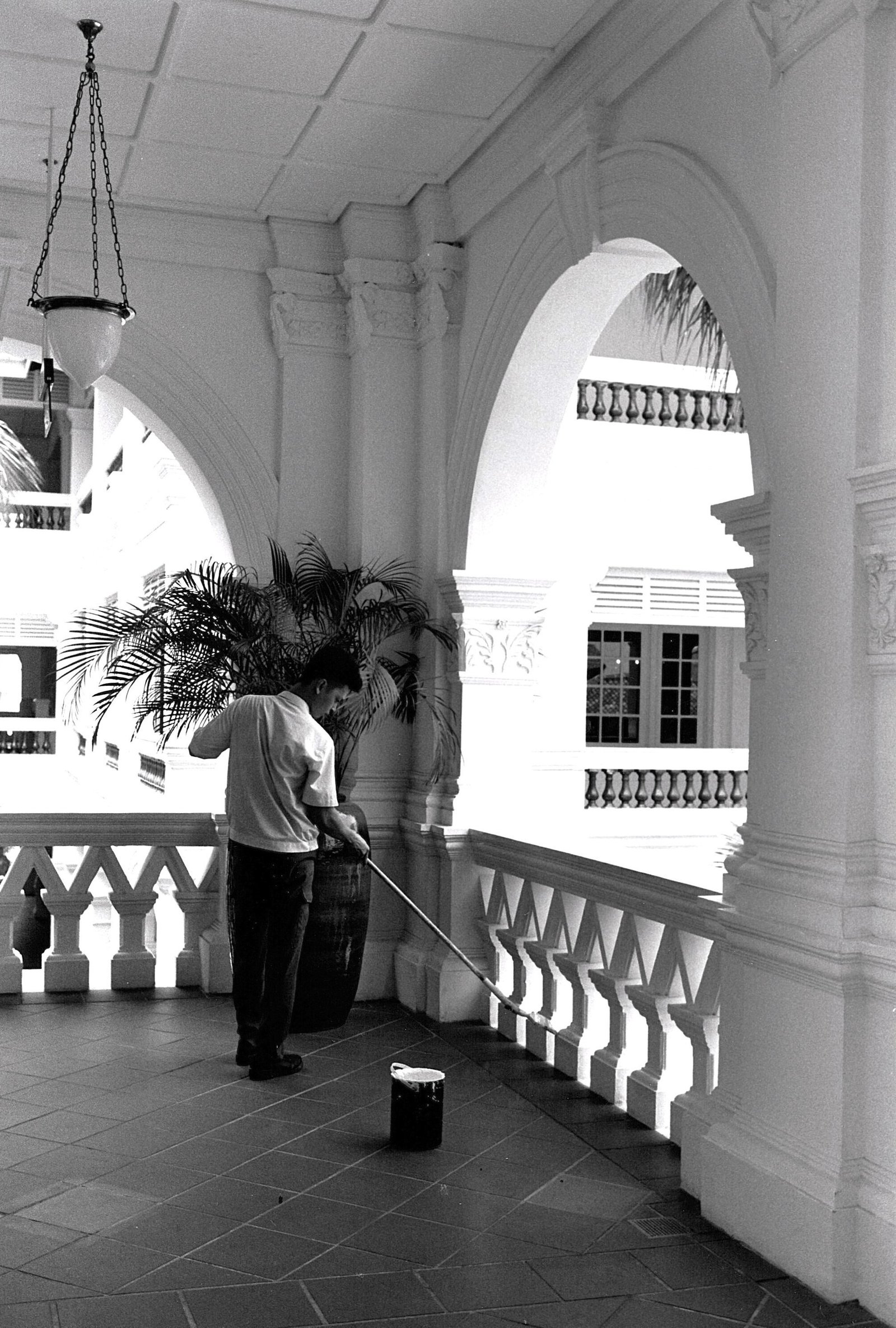 写真「光でスケッチ」・・・ホテルの裏方｜Rabi Sato