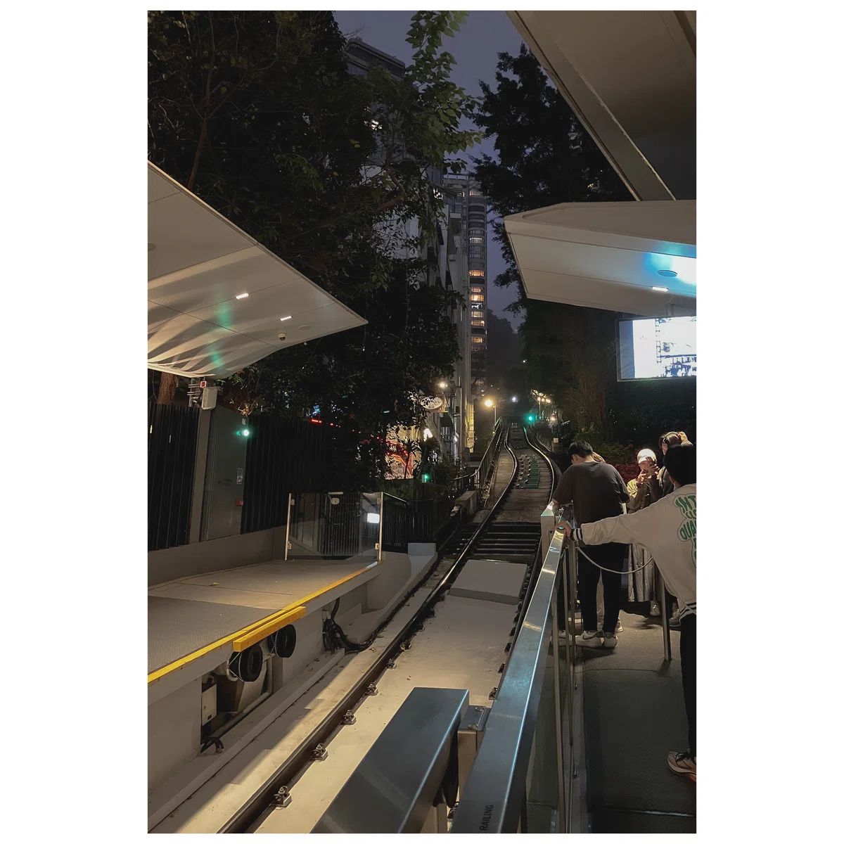 靄の中に浮かぶ光、私だけの香港夜景｜abeken/アベラボ