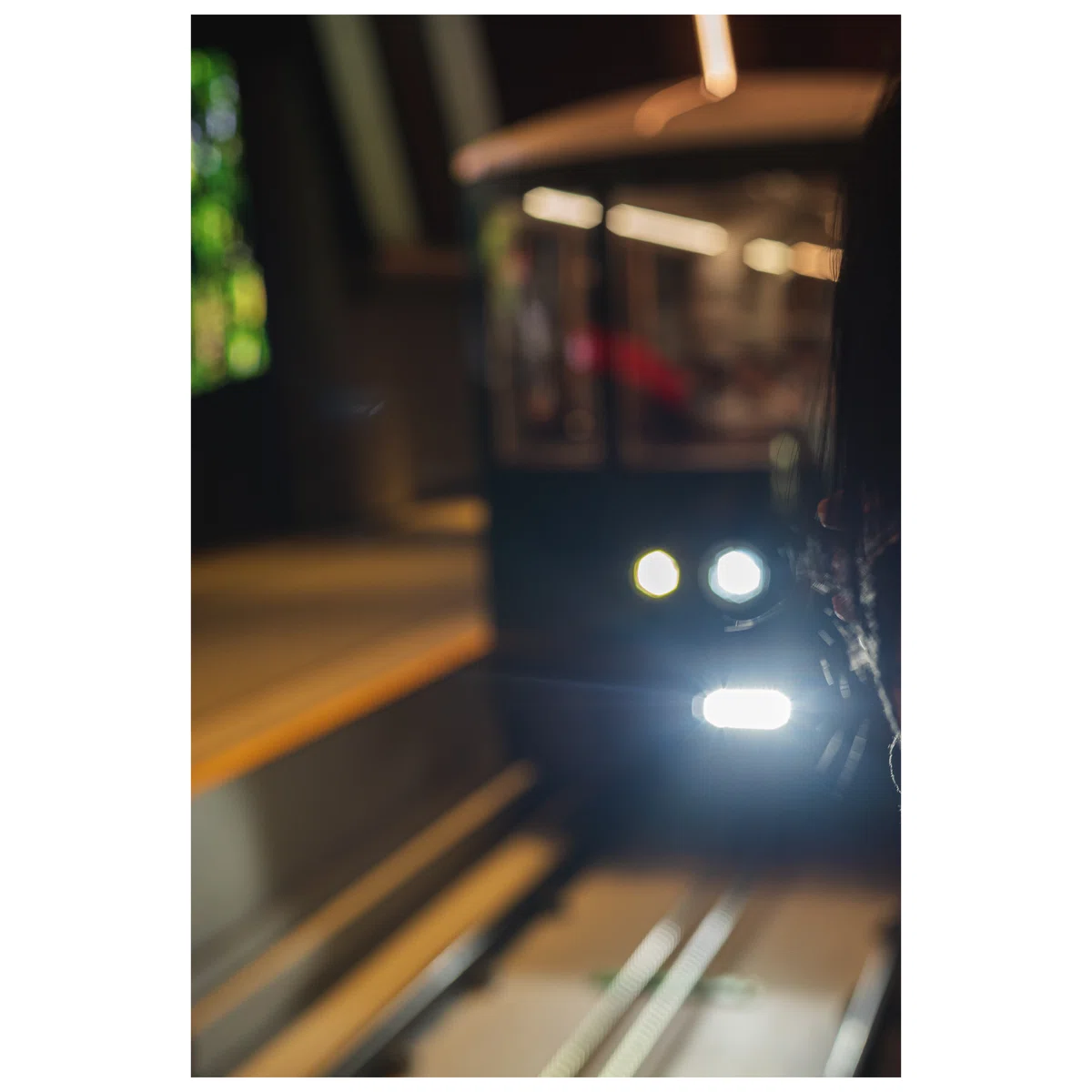 靄の中に浮かぶ光、私だけの香港夜景｜abeken/アベラボ